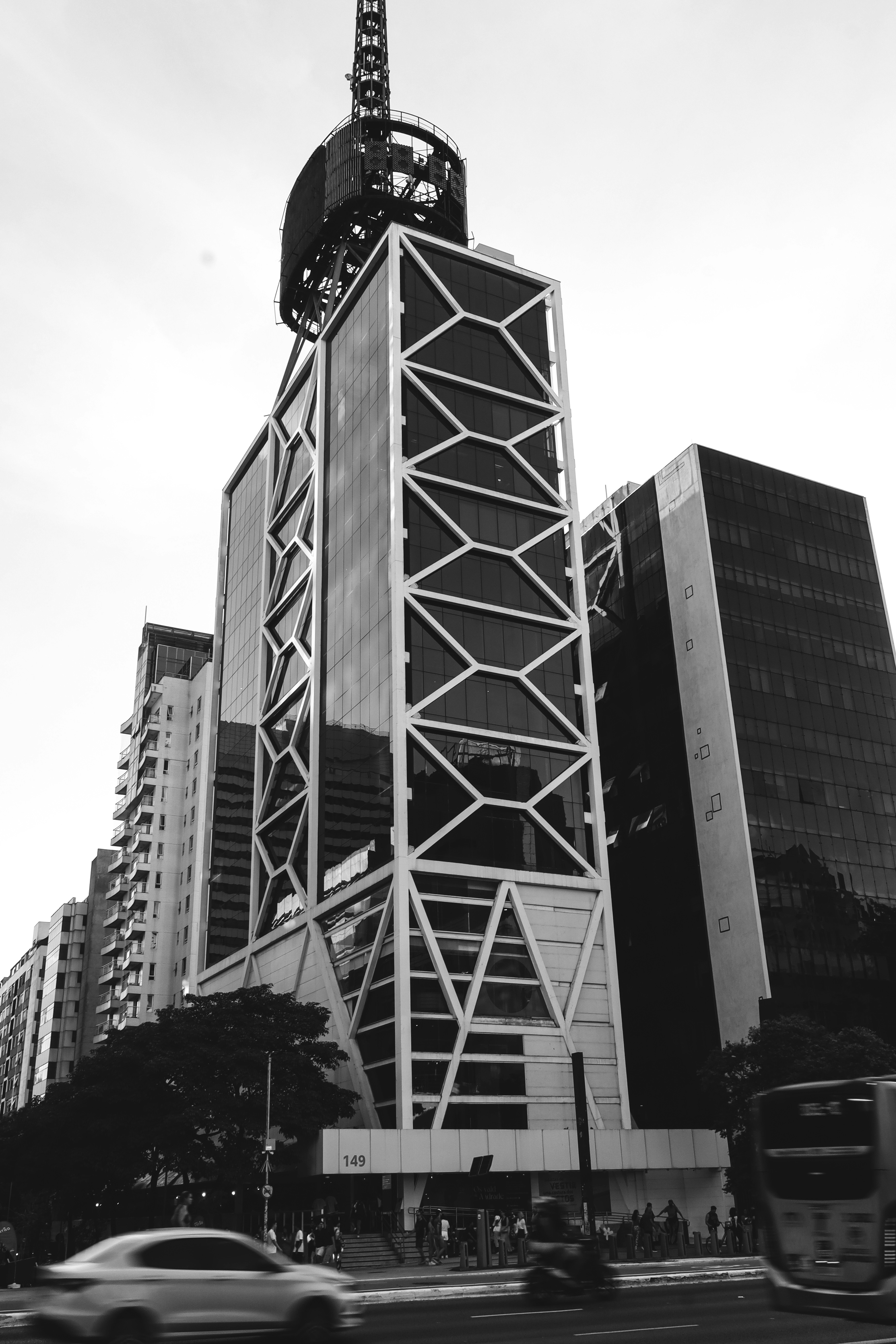 Crisscross Crown: Geometry Defines a Monochrome Skyline