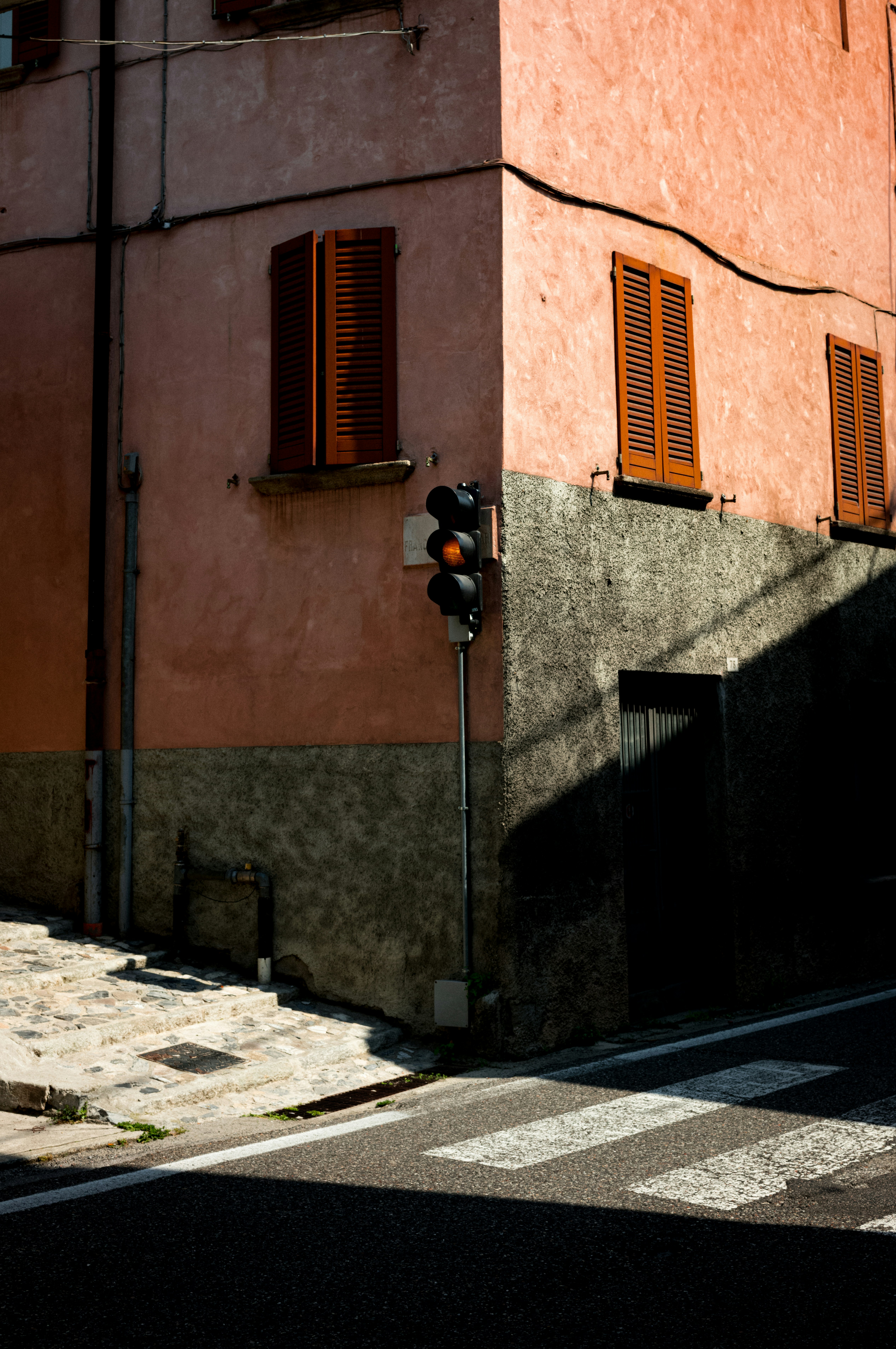 A street corner with a building and a traffic light photo – Free ...