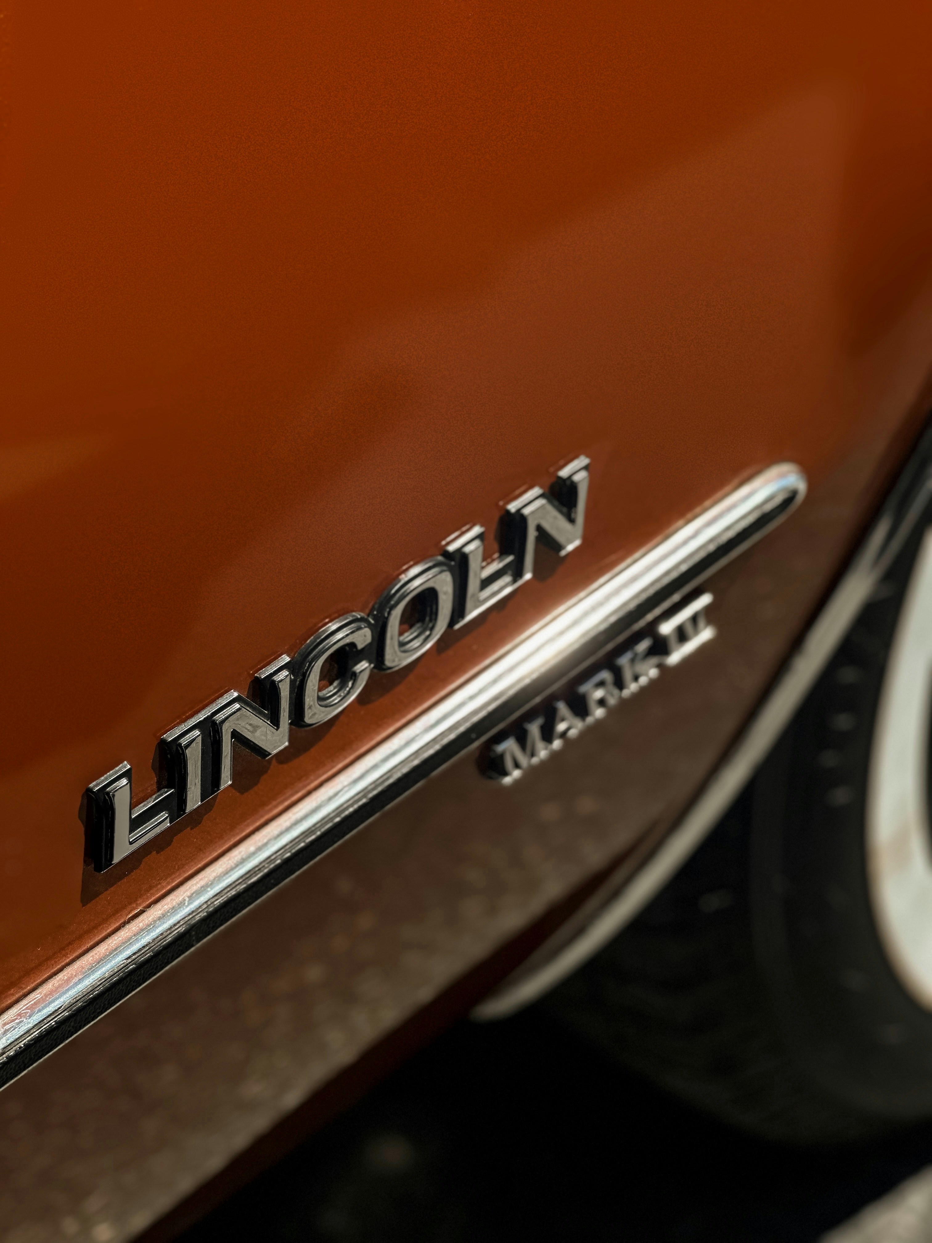 A close up of the lincoln logo on a car photo – Free Logo Image on Unsplash