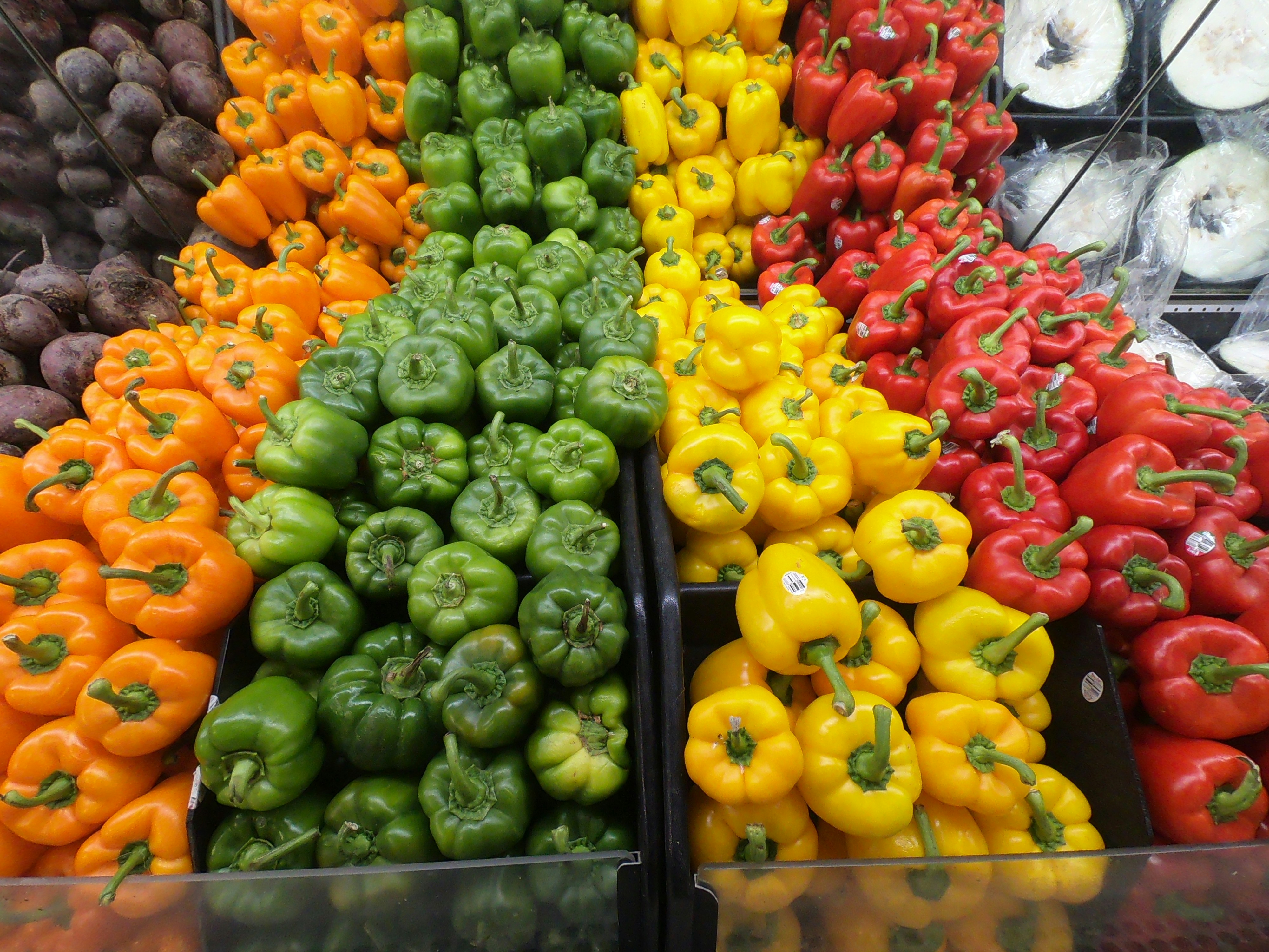 A display of peppers in a grocery store photo – Free Food Image on Unsplash