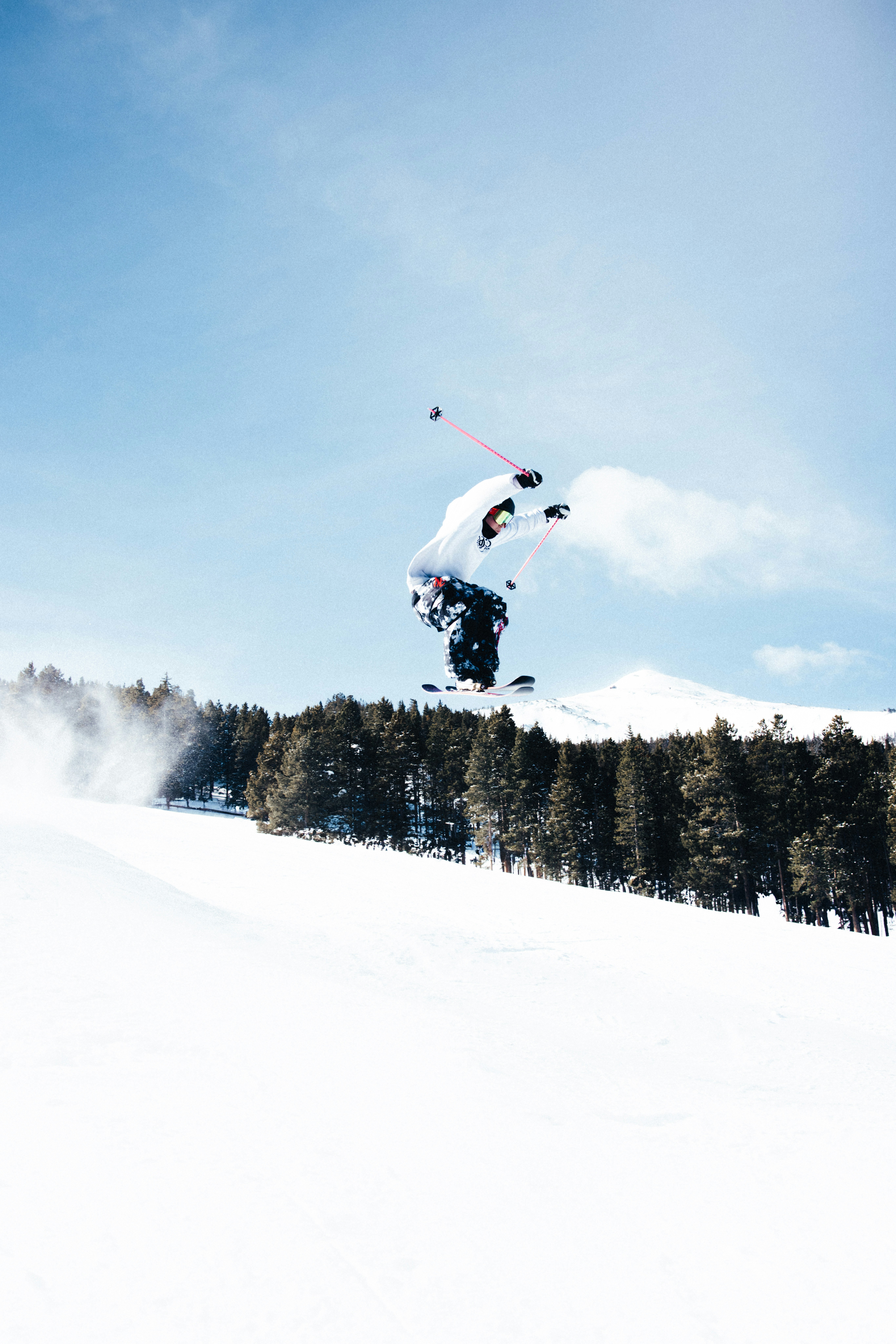 Un homme volant dans les airs en faisant du snowboard photo – Image ...