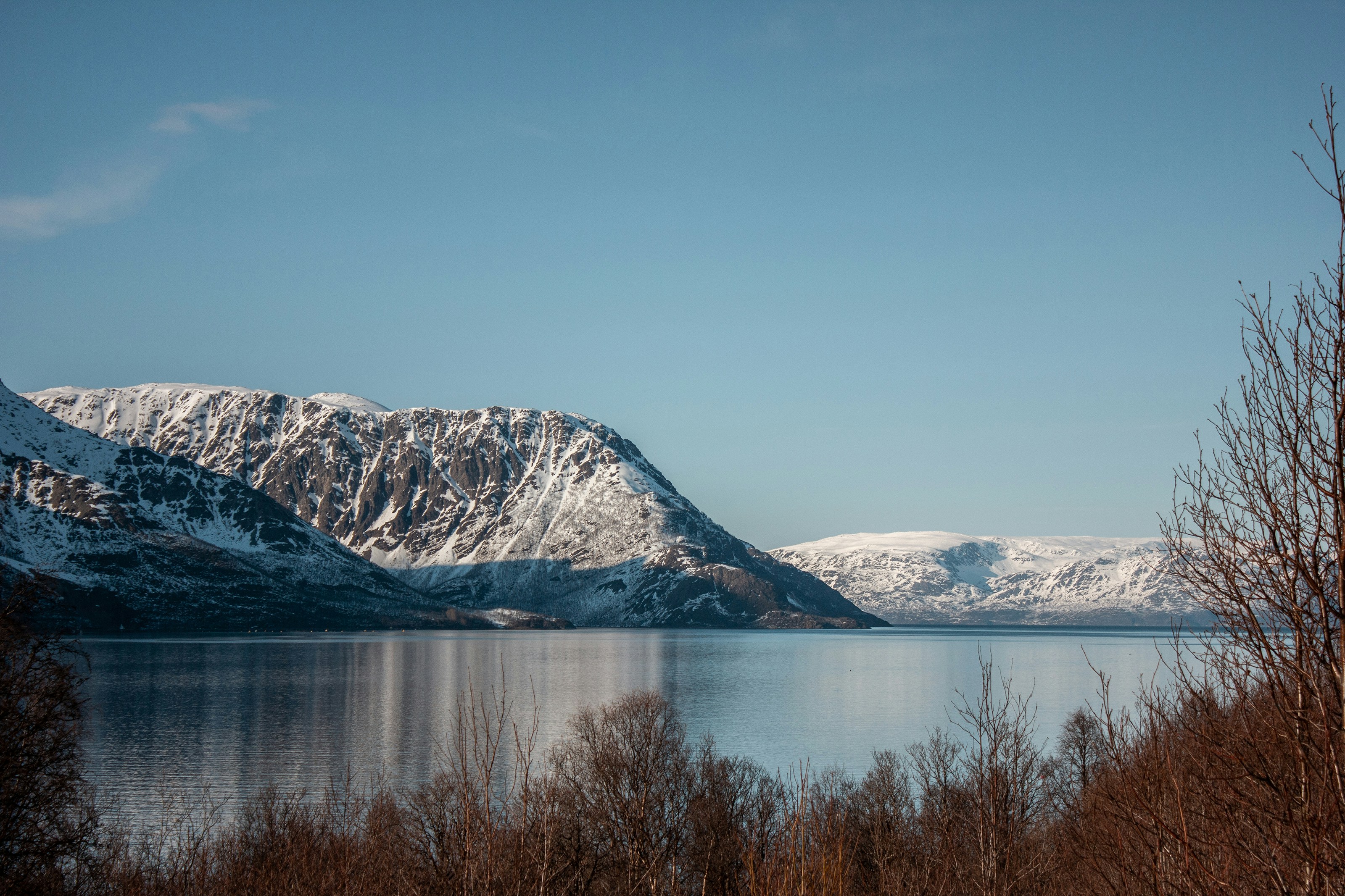 Glassy Lake, Snow-Mantled Ridge: A Quiet Winter Panorama