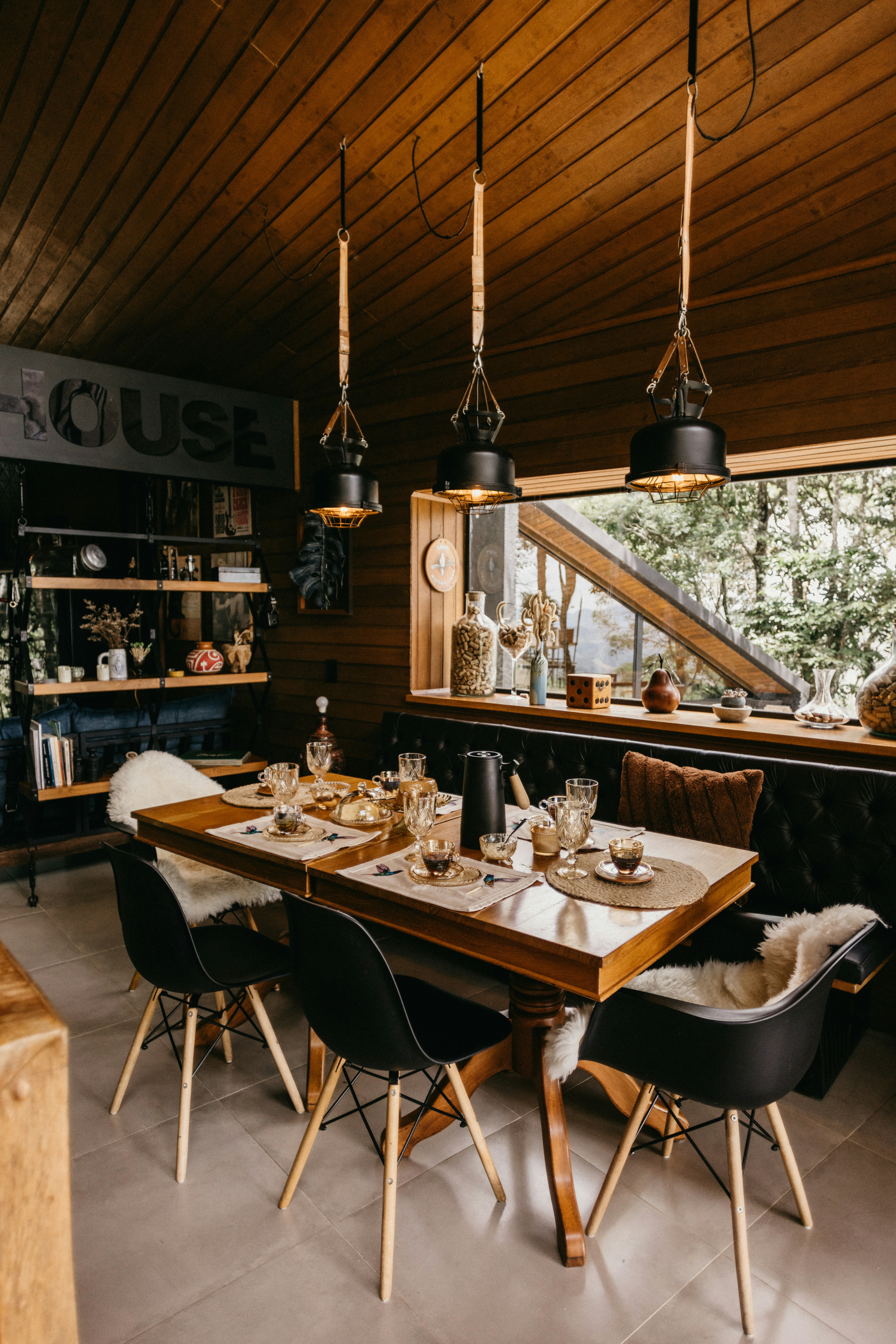 Warm Gathering: A Rustic Dining Nook Under Pendants