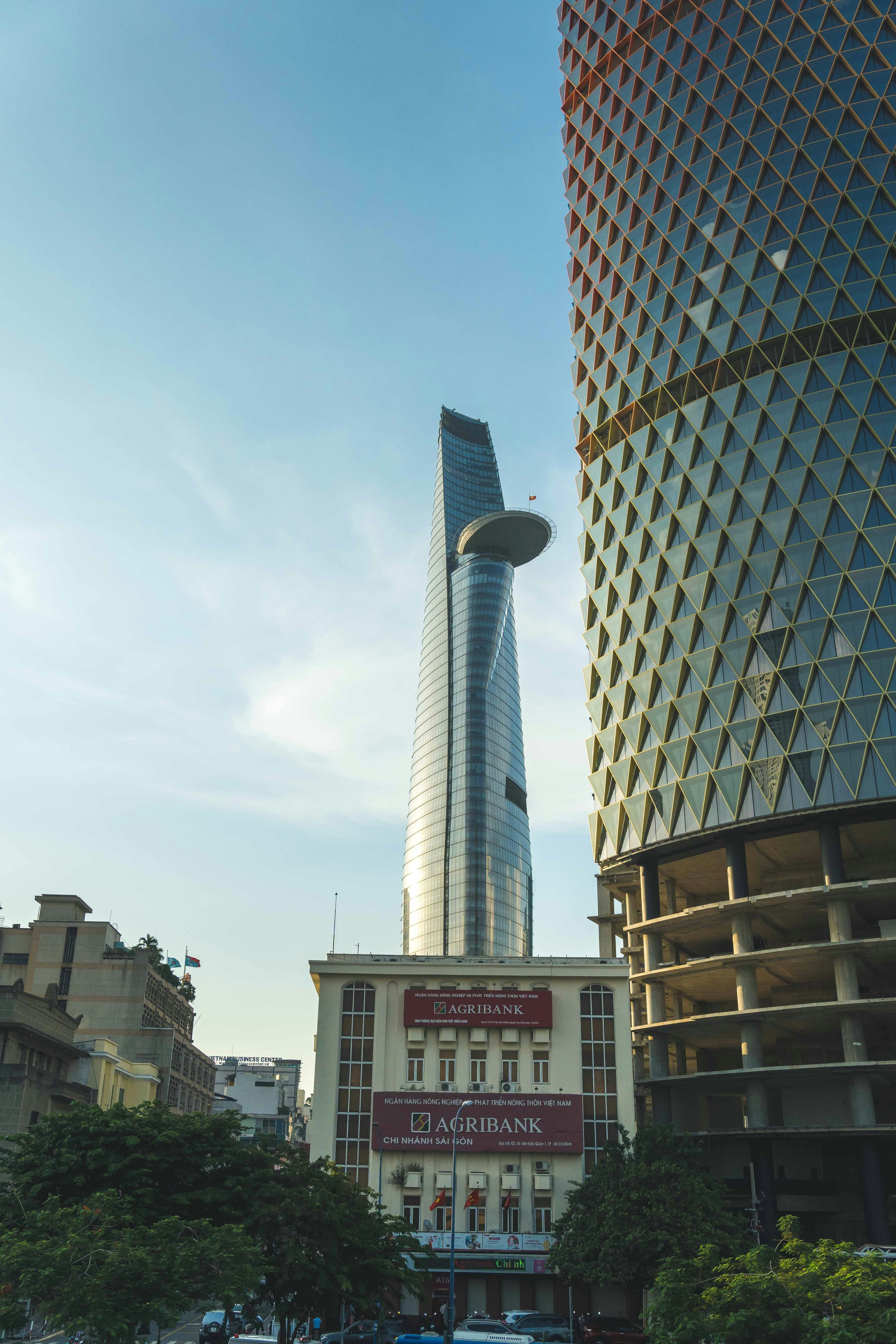 Un edificio muy alto en medio de una ciudad foto – Imagen de Víveres ...