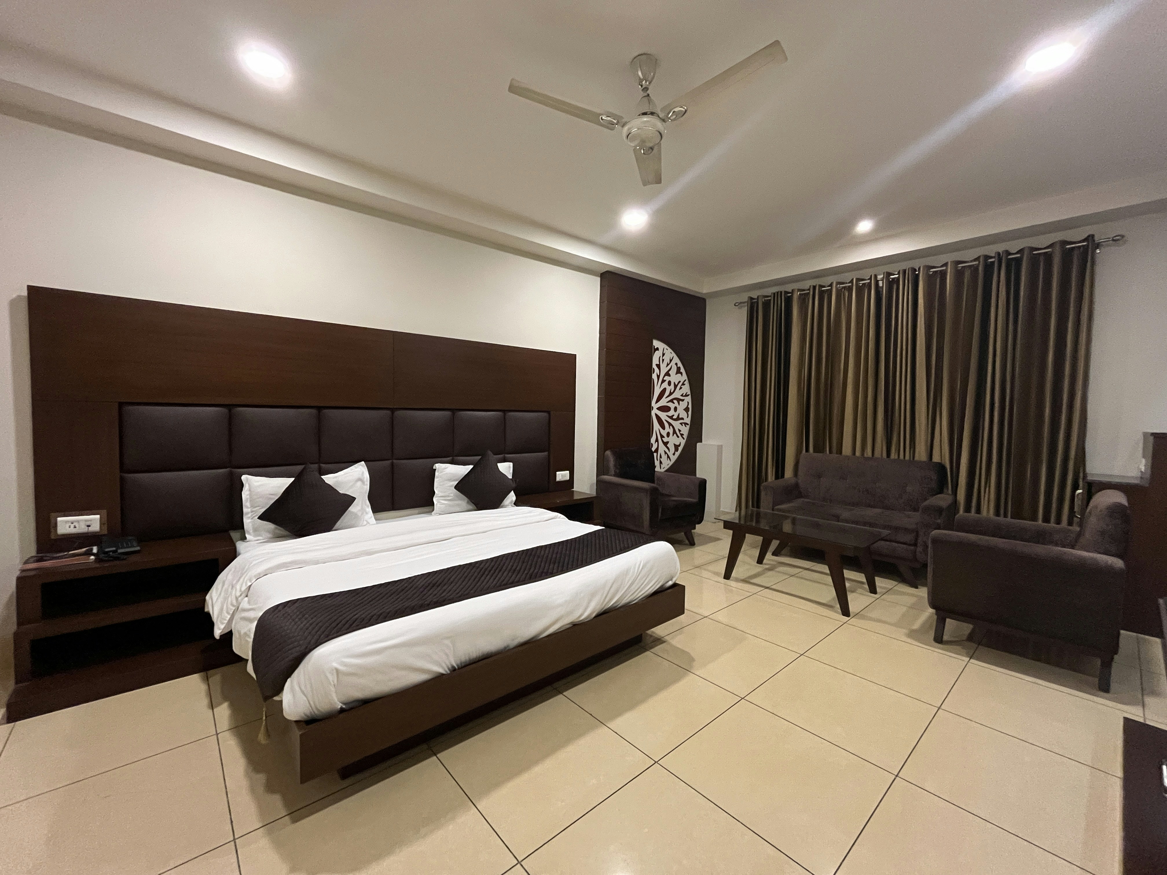 Hotel Ashish Continental - Luxury Hotel in Phagwara