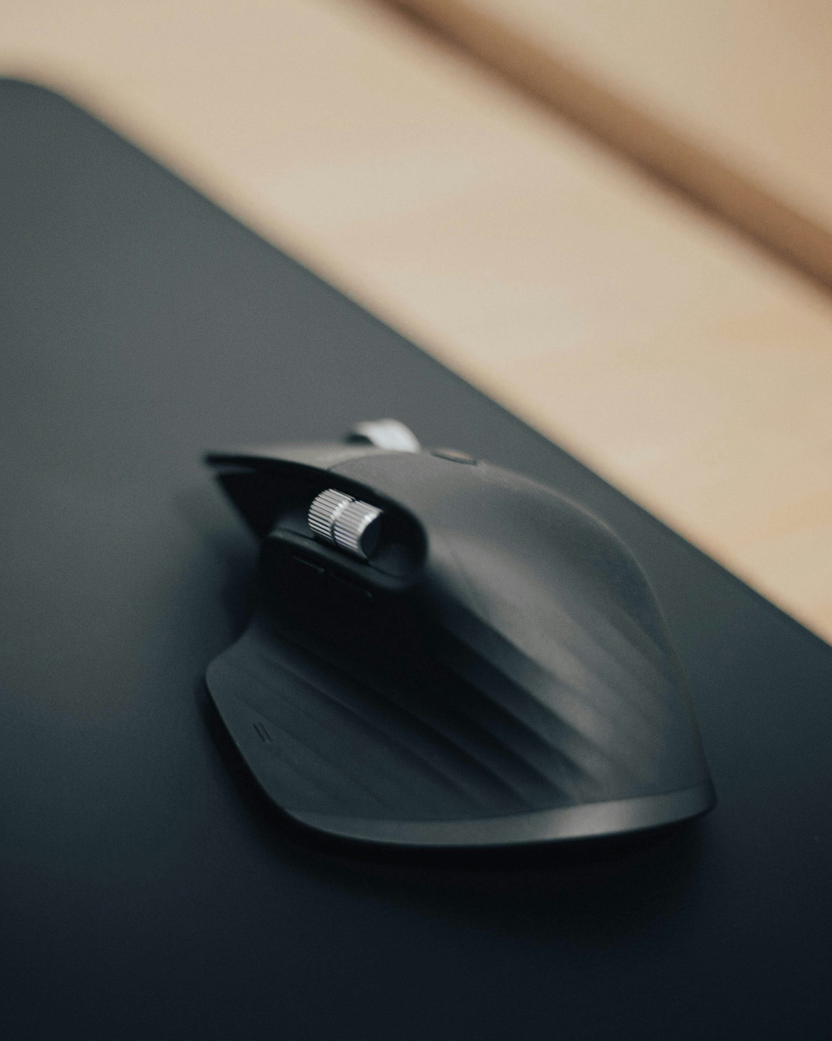 A computer mouse sitting on top of a desk photo – Free Electronics ...