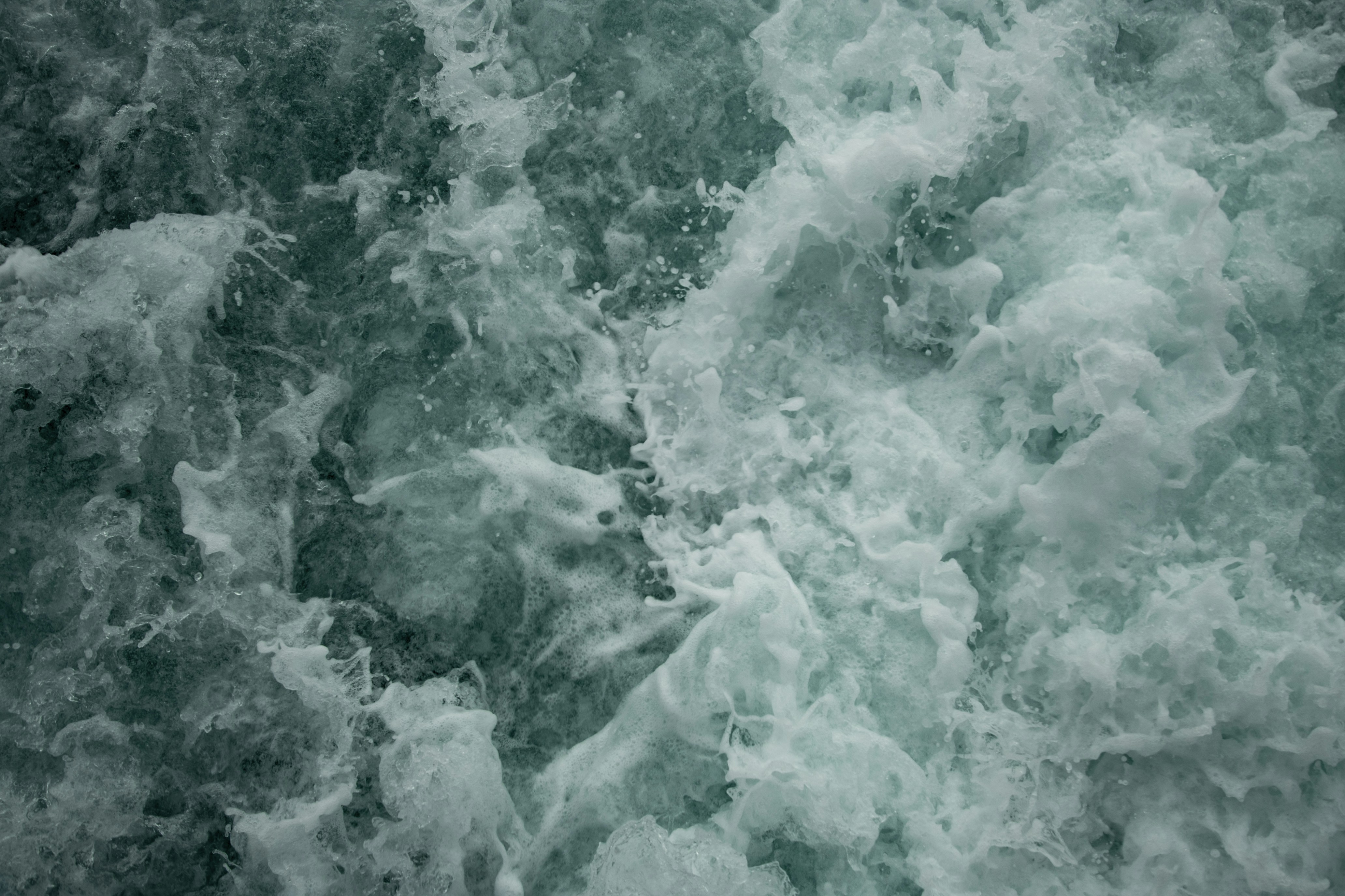 A view of a body of water from above photo – Free Foam Image on Unsplash