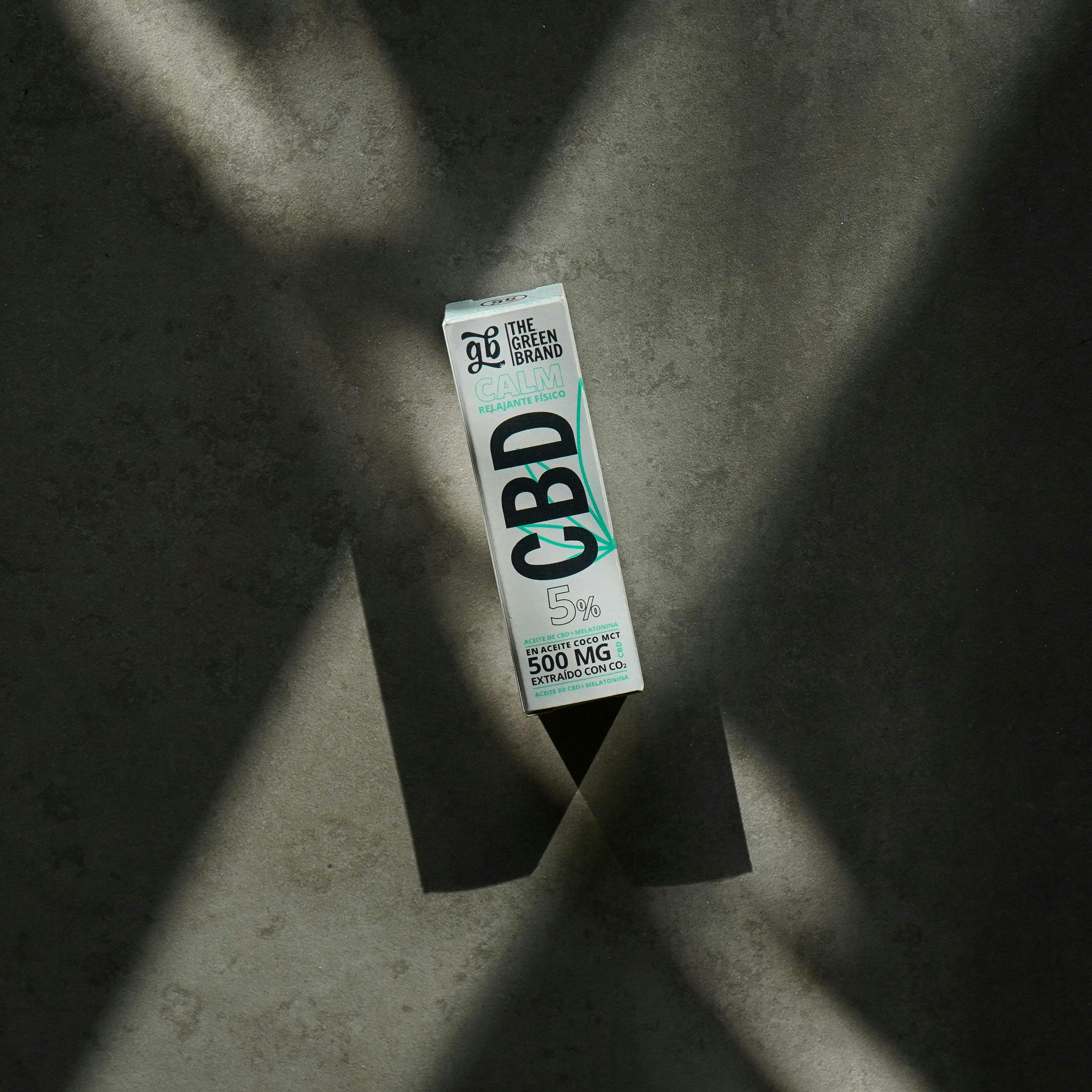 A tube of cbd sitting on top of a table photo – Free Aceite de espectro ...