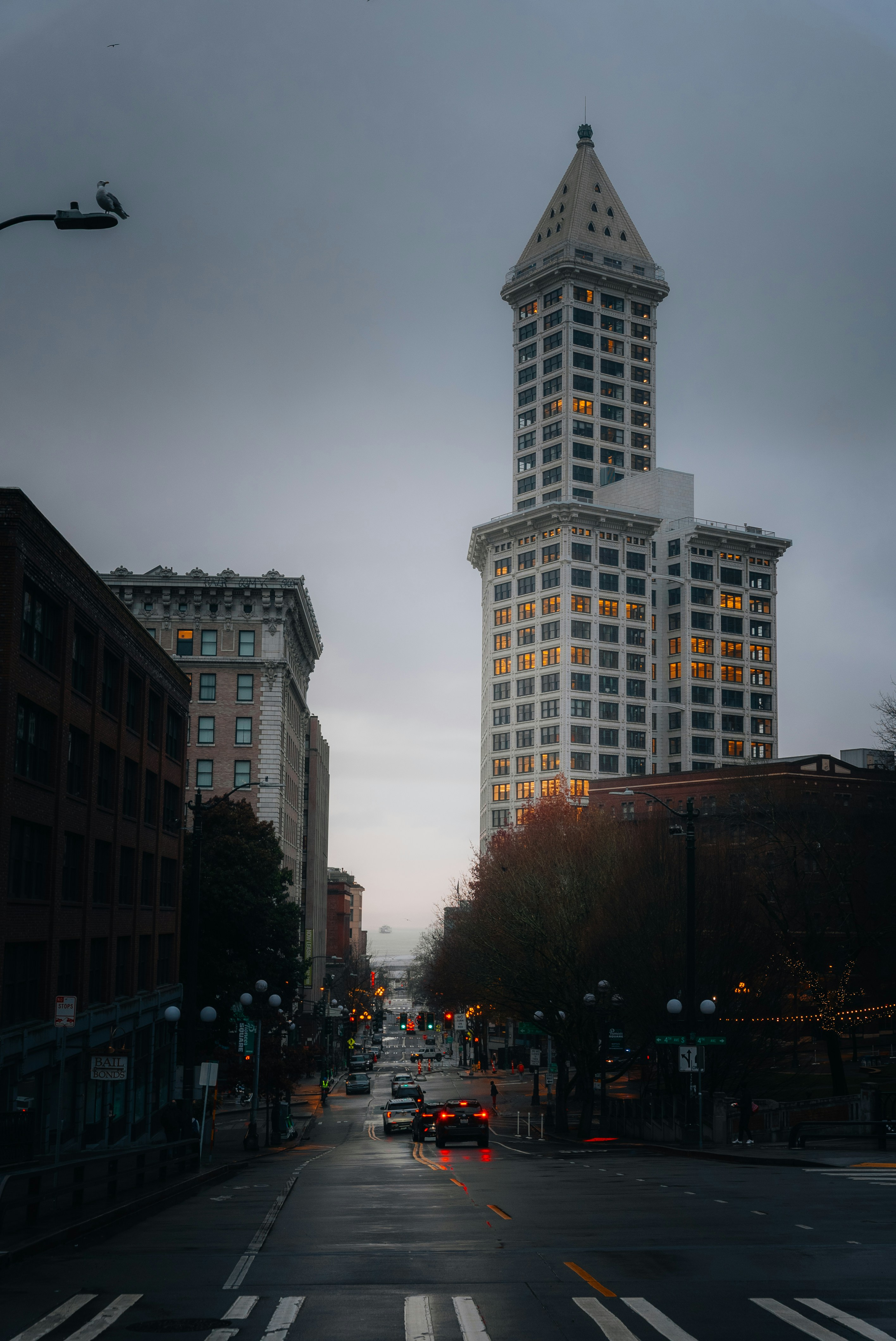 A city street with a tall building in the background photo – Free ...