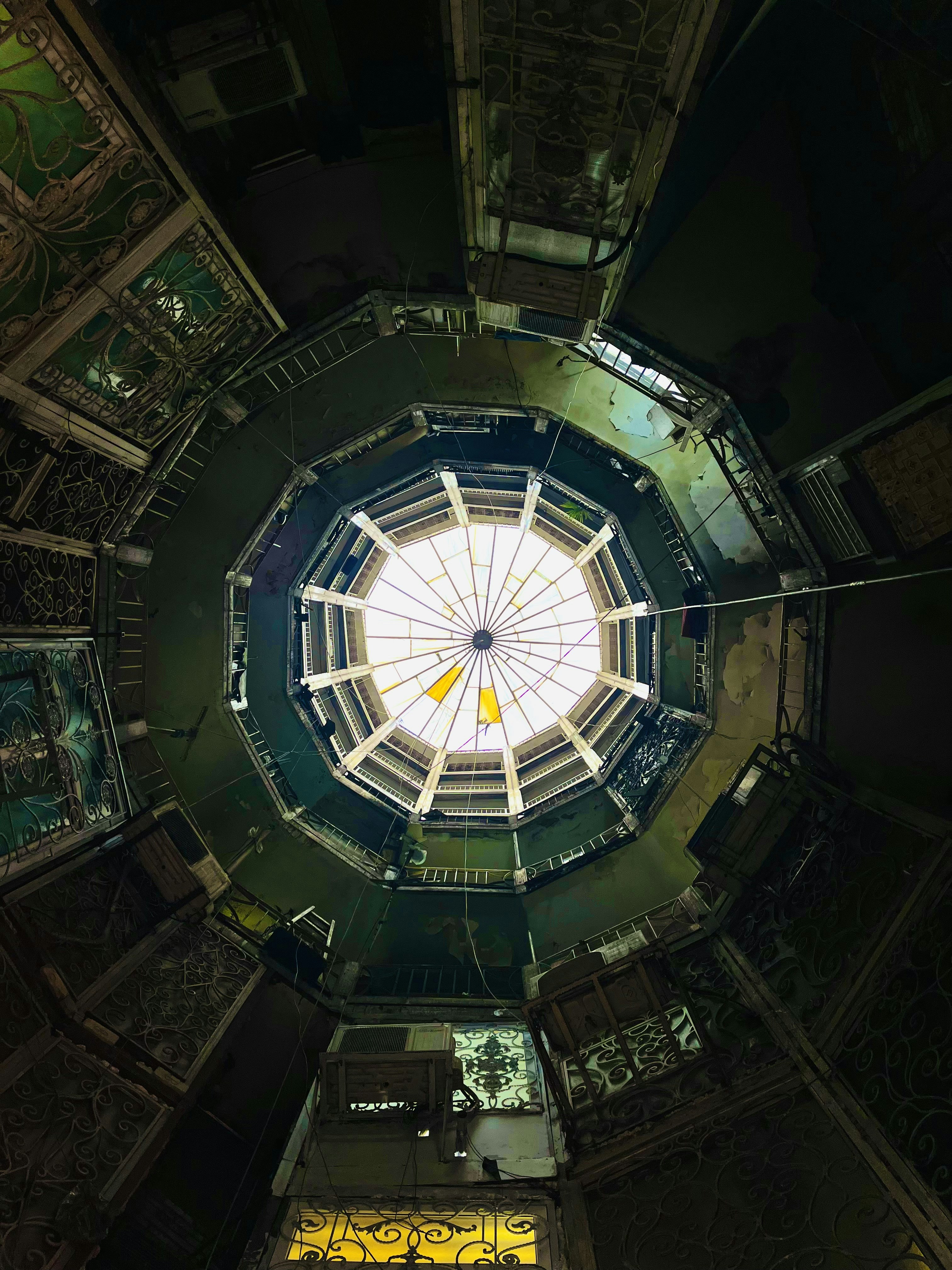 A view from the top of a building looking down photo – Free Building ...