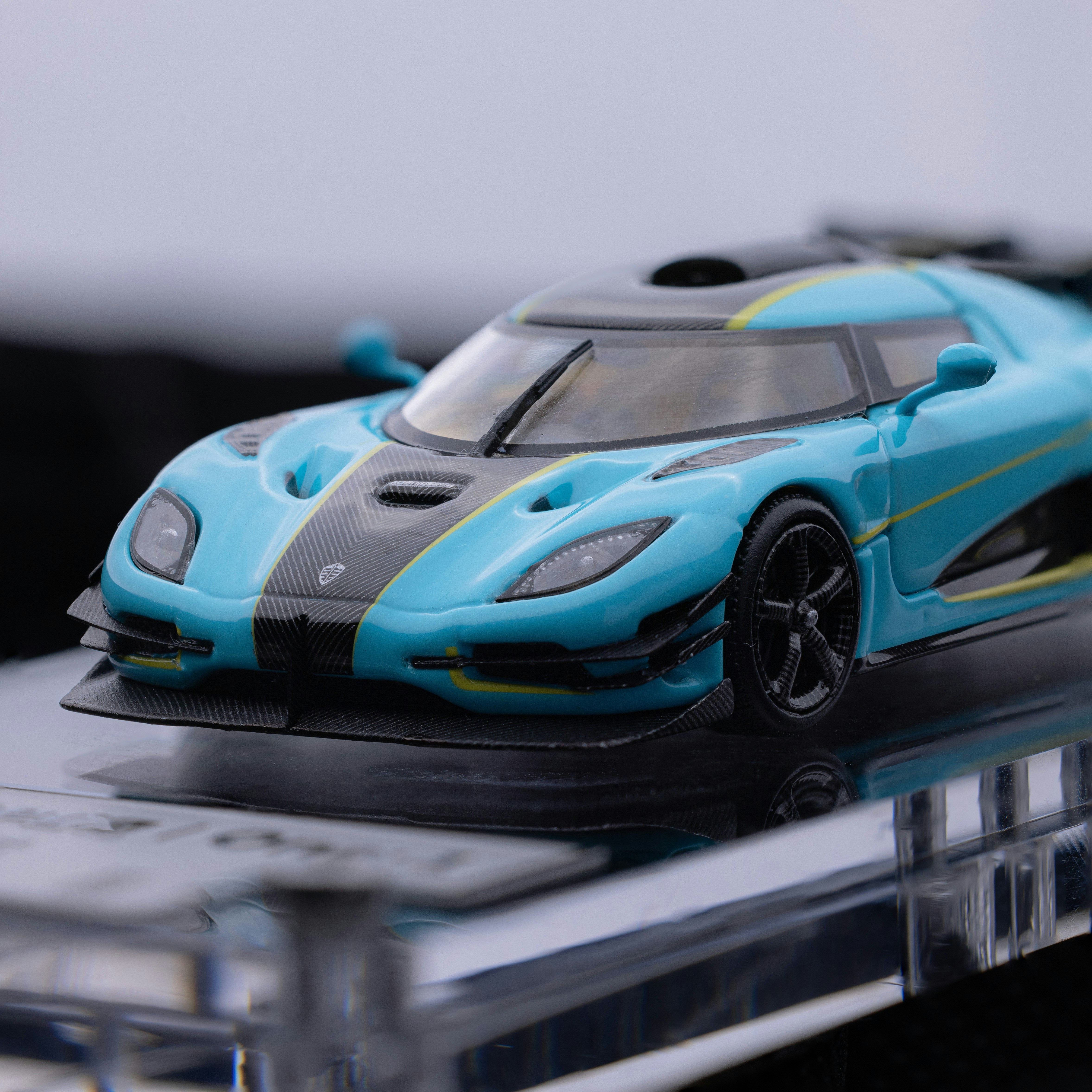A model of a racing car on a table photo – Free Hypercar Image on Unsplash