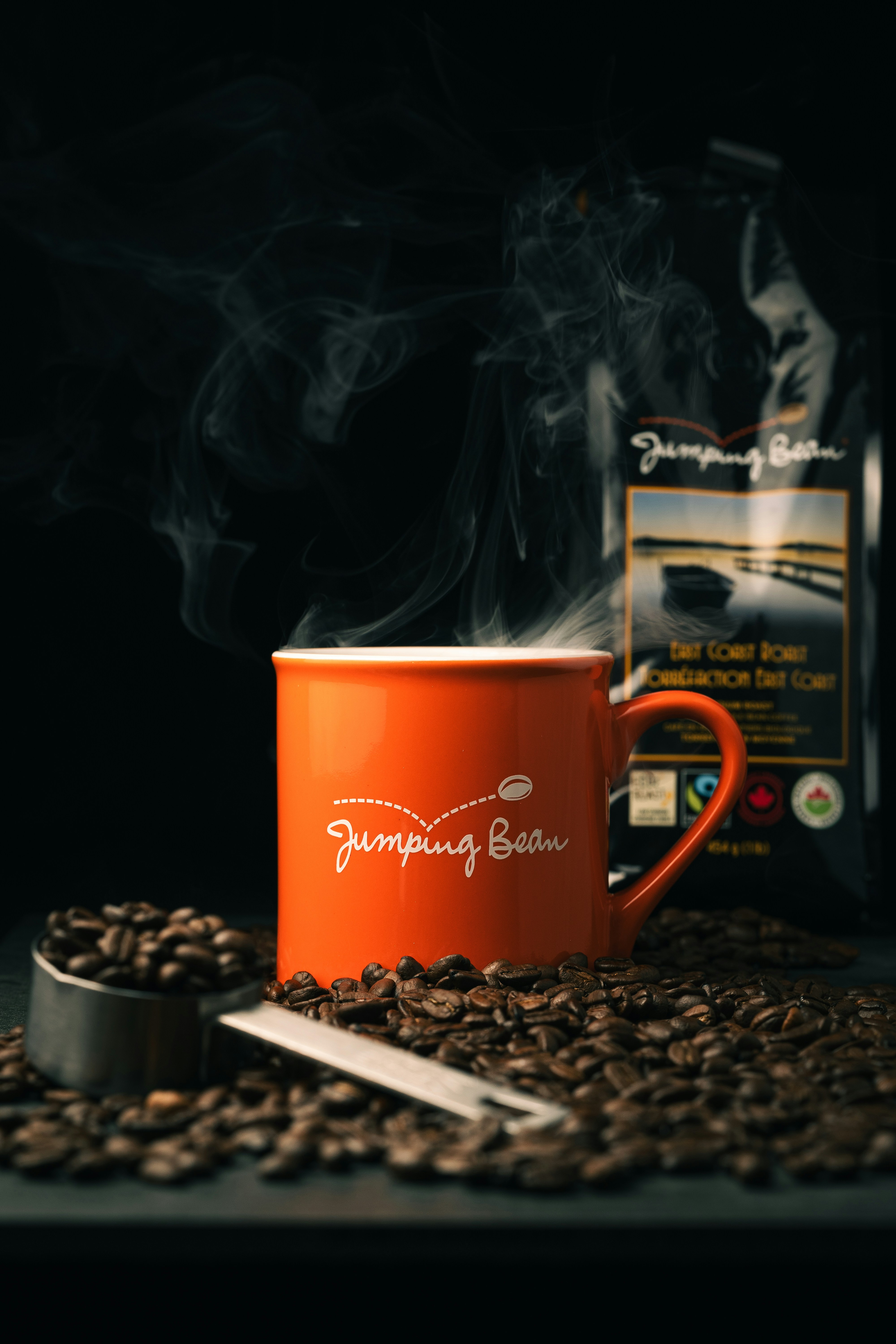Una taza de café encima de una pila de granos de café foto – Imagen de ...