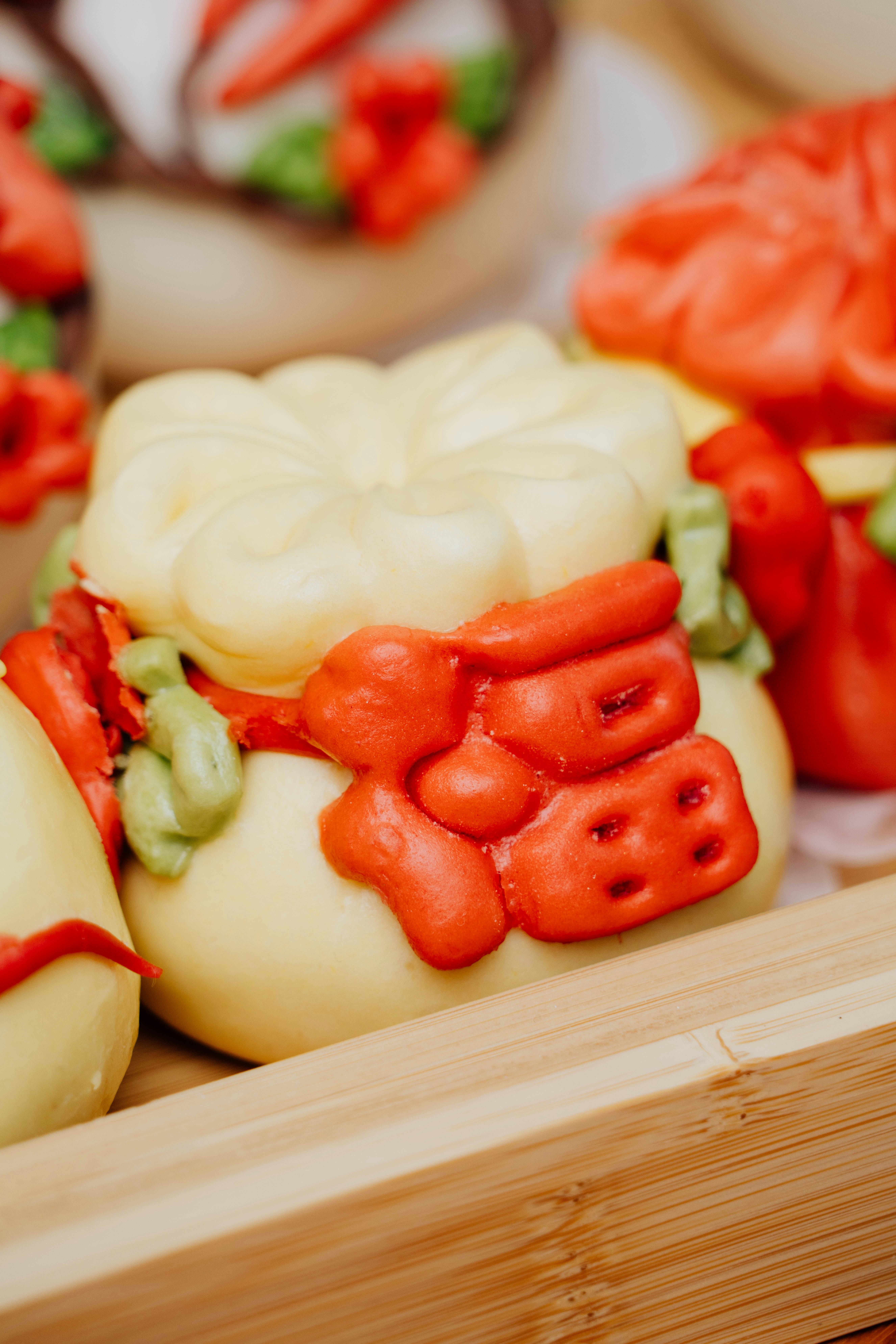 Floral Frosting Dumplings: Creamy Buns with Red Carved Sugar