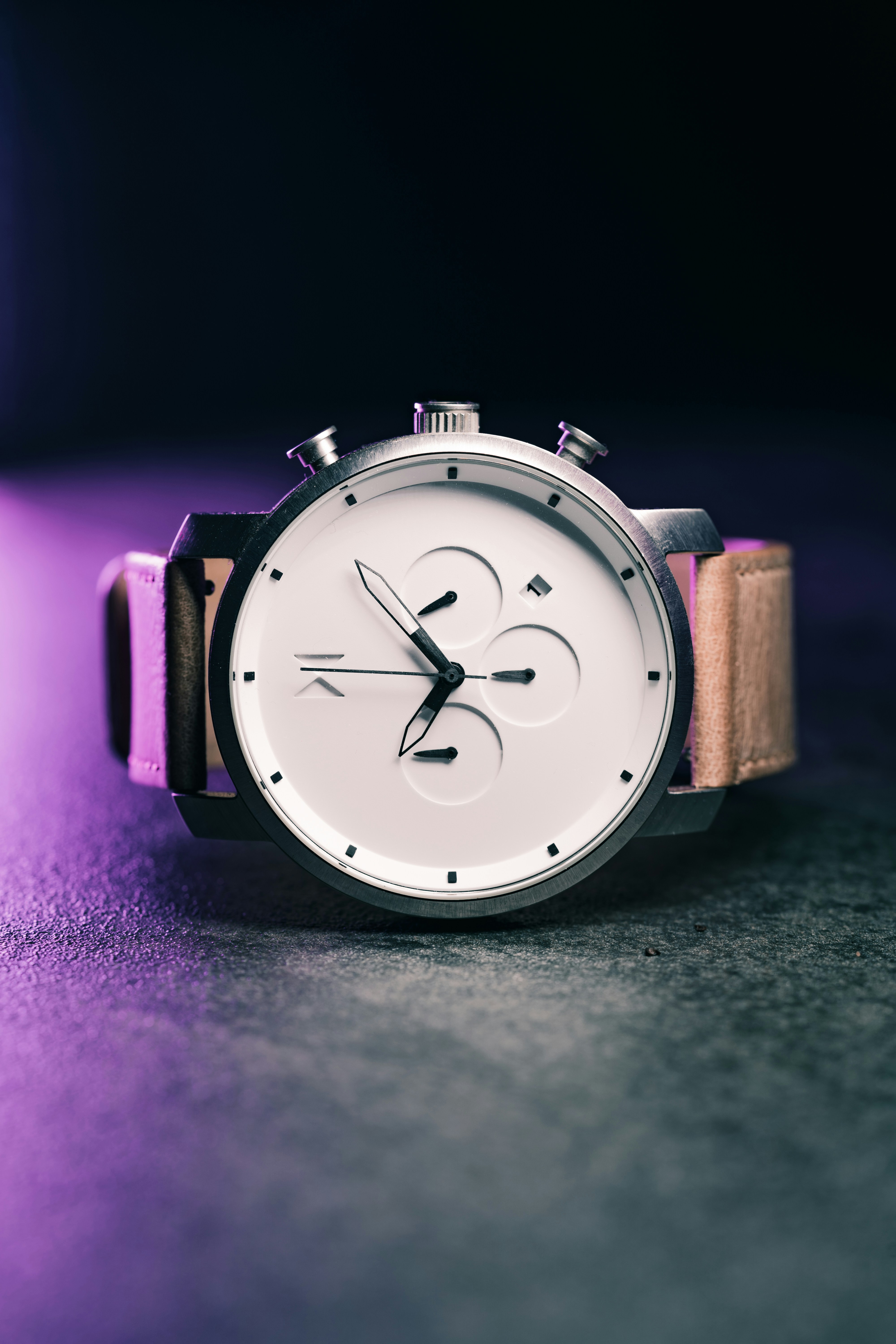 A watch sitting on top of a table photo – Free Wristwatch Image on Unsplash