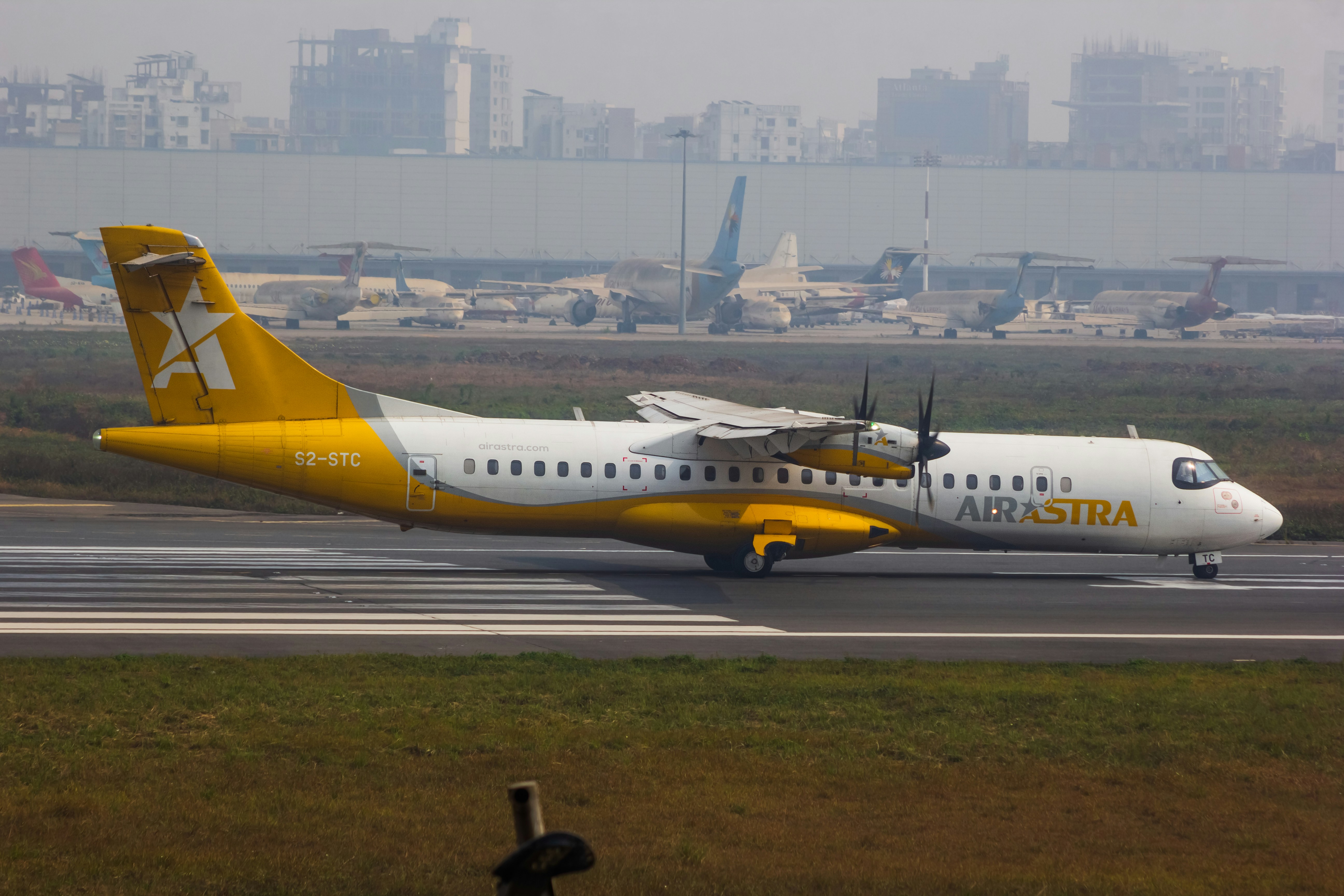 Un avion jaune et blanc est sur la piste photo – Image gratuite de ...