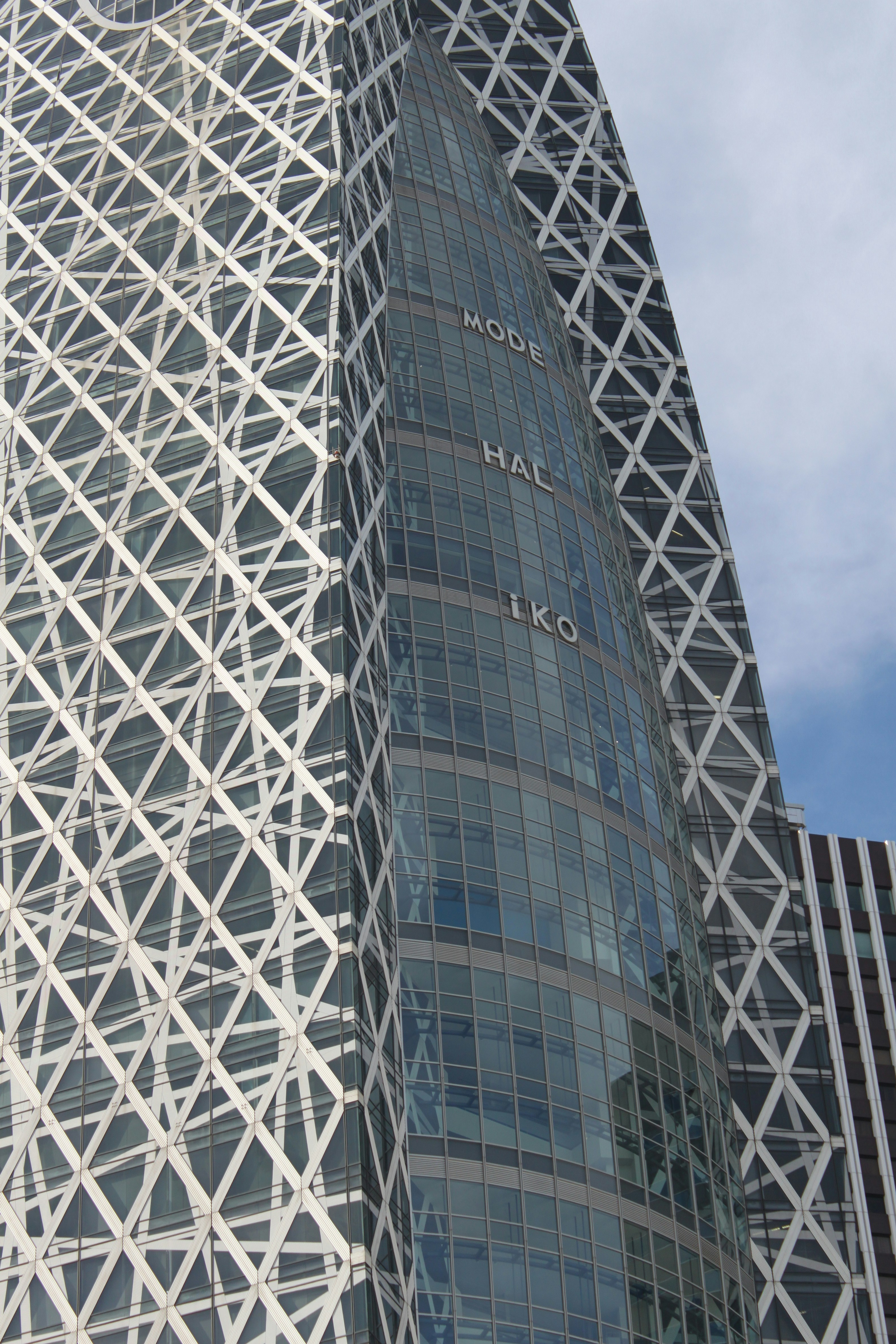 Crisscrossed Glass Tower: A Curved Facade Reaching for the Sky