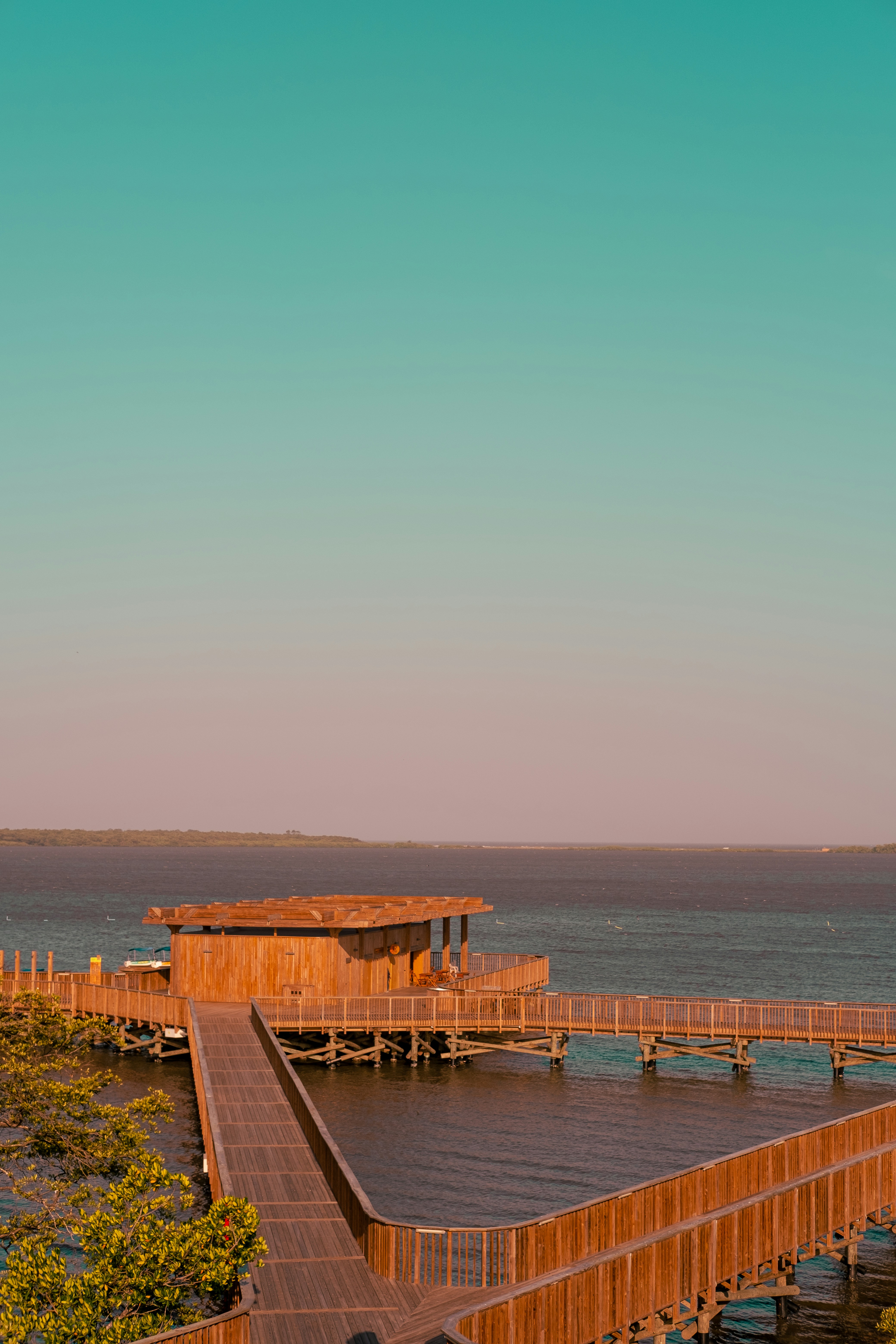 Un muelle con una estructura de madera en medio del agua foto – Imagen ...