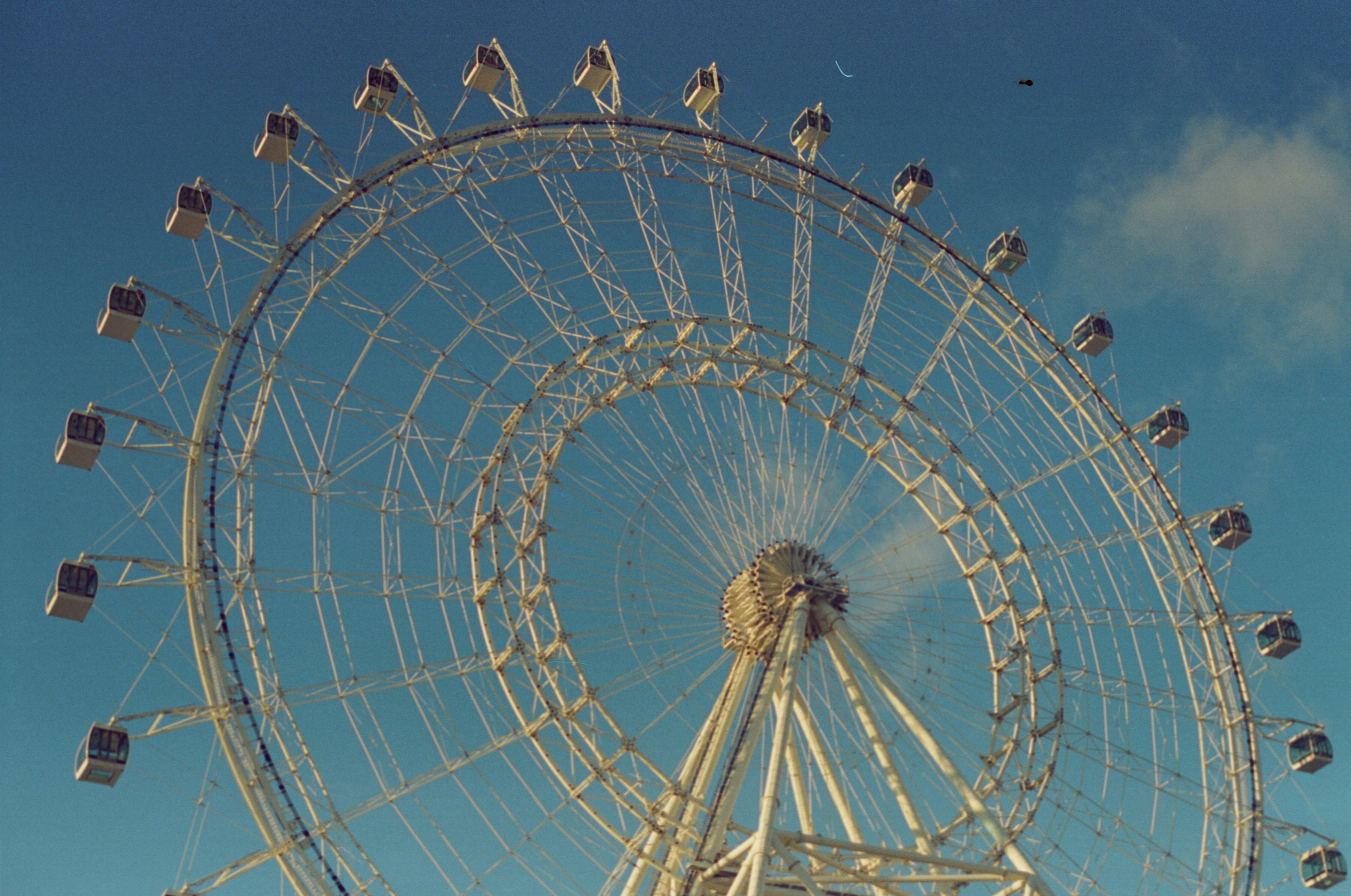 A large ferris wheel sitting on top of a field photo – Free Ferris ...