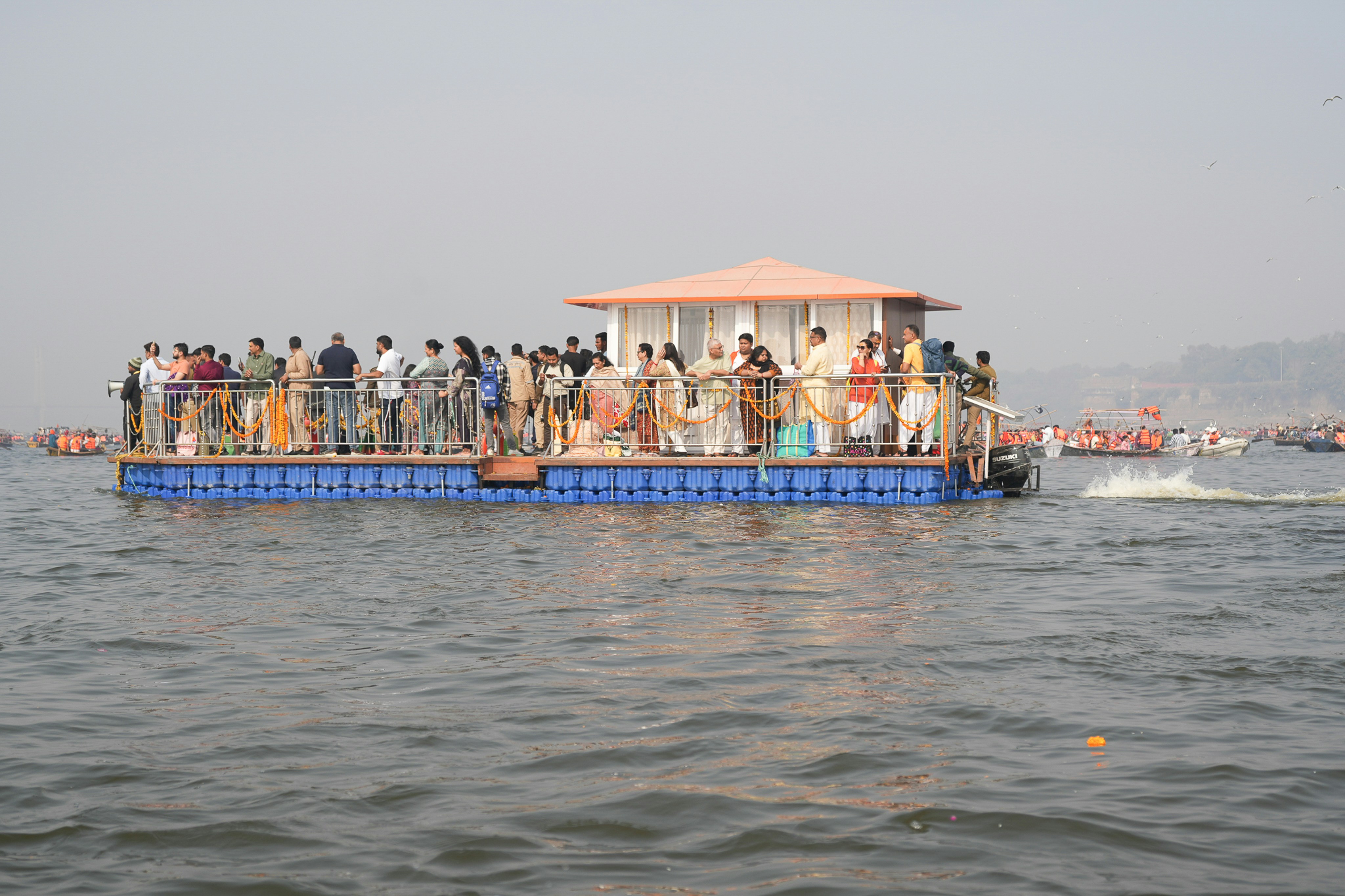 A boat full of people on a body of water photo – Free Human Image on ...
