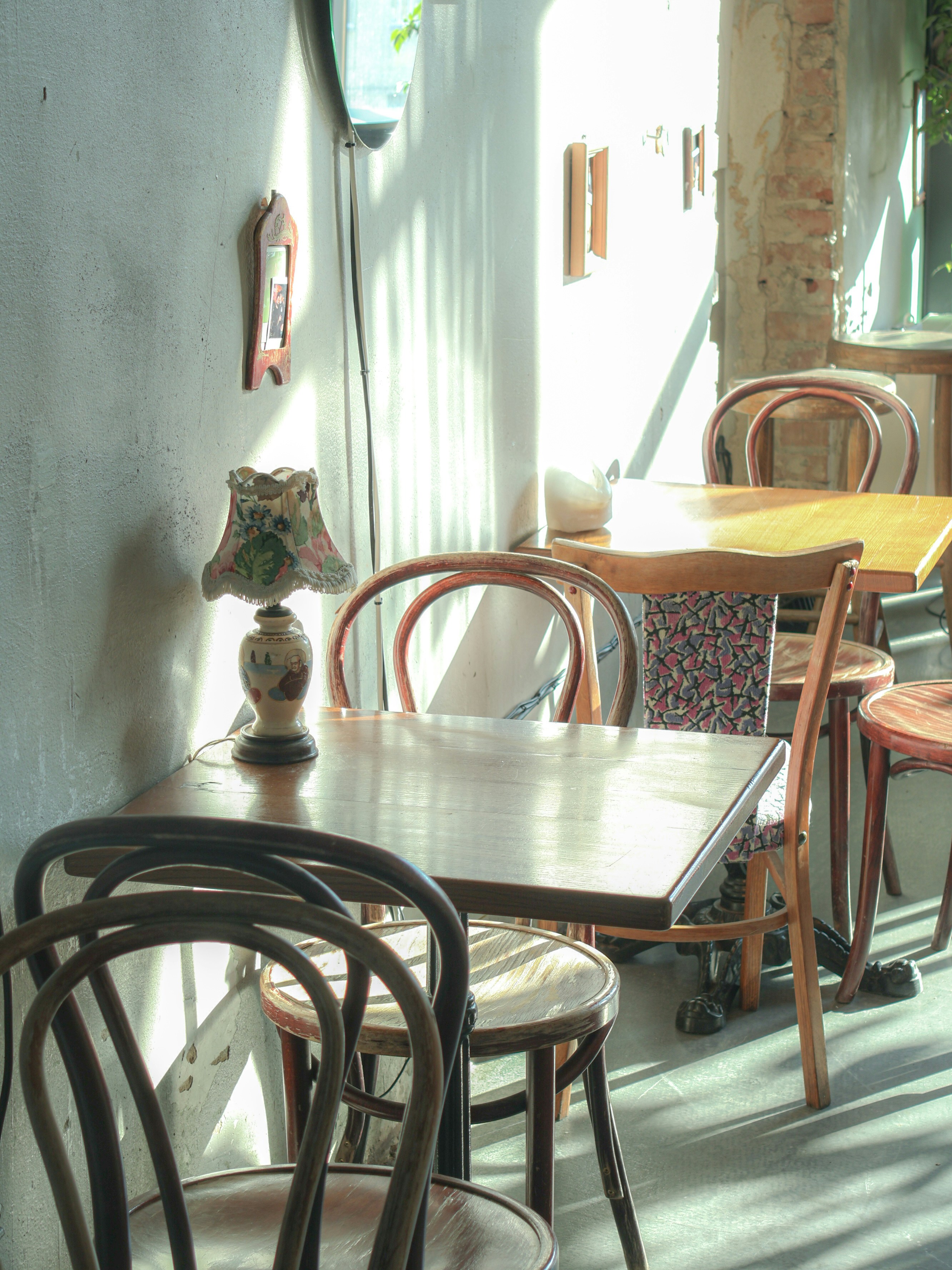 A room filled with lots of wooden chairs and tables photo – Free Texture Image on Unsplash