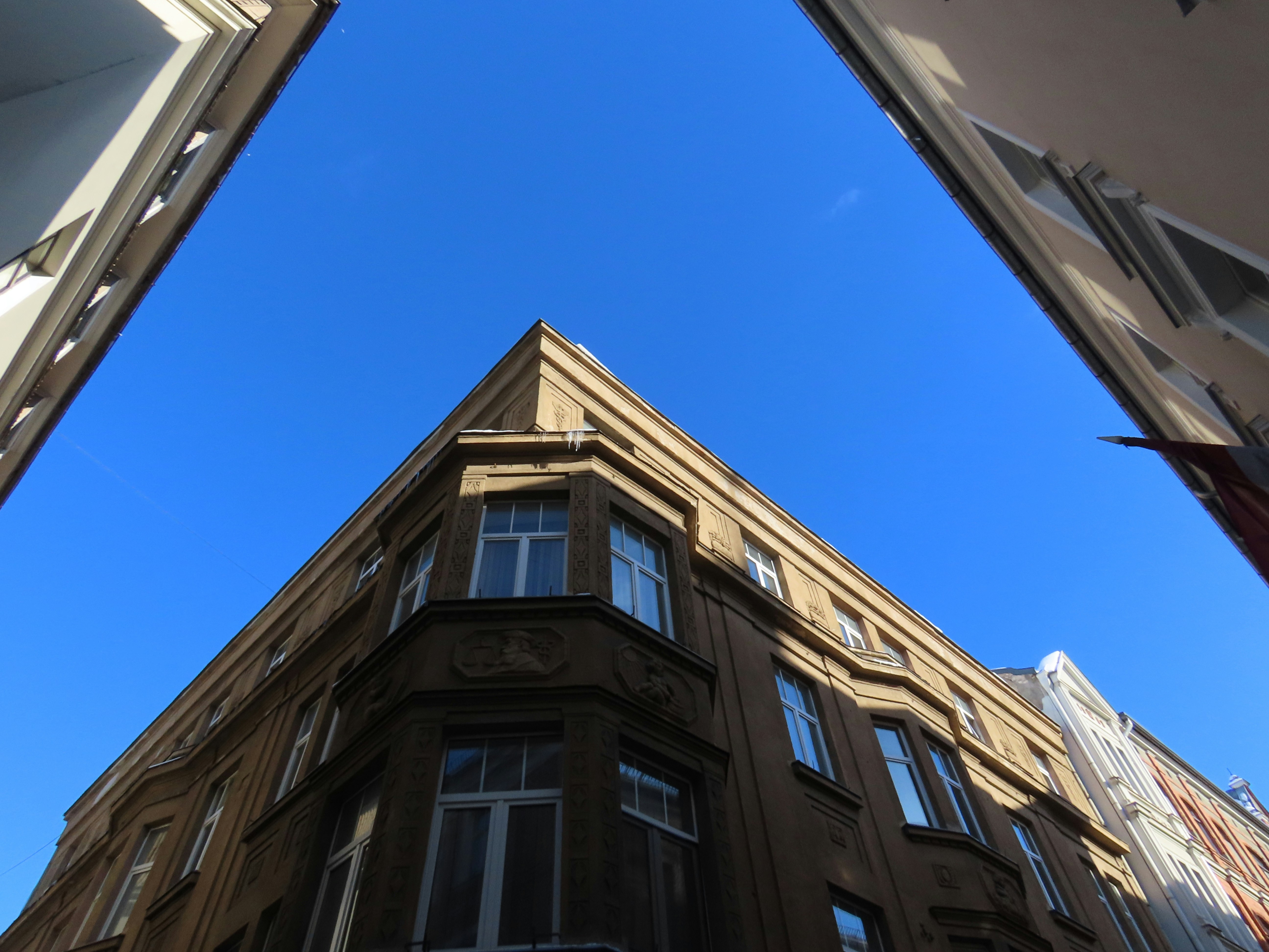 Looking up at a tall building from below photo – Free Building Image on ...