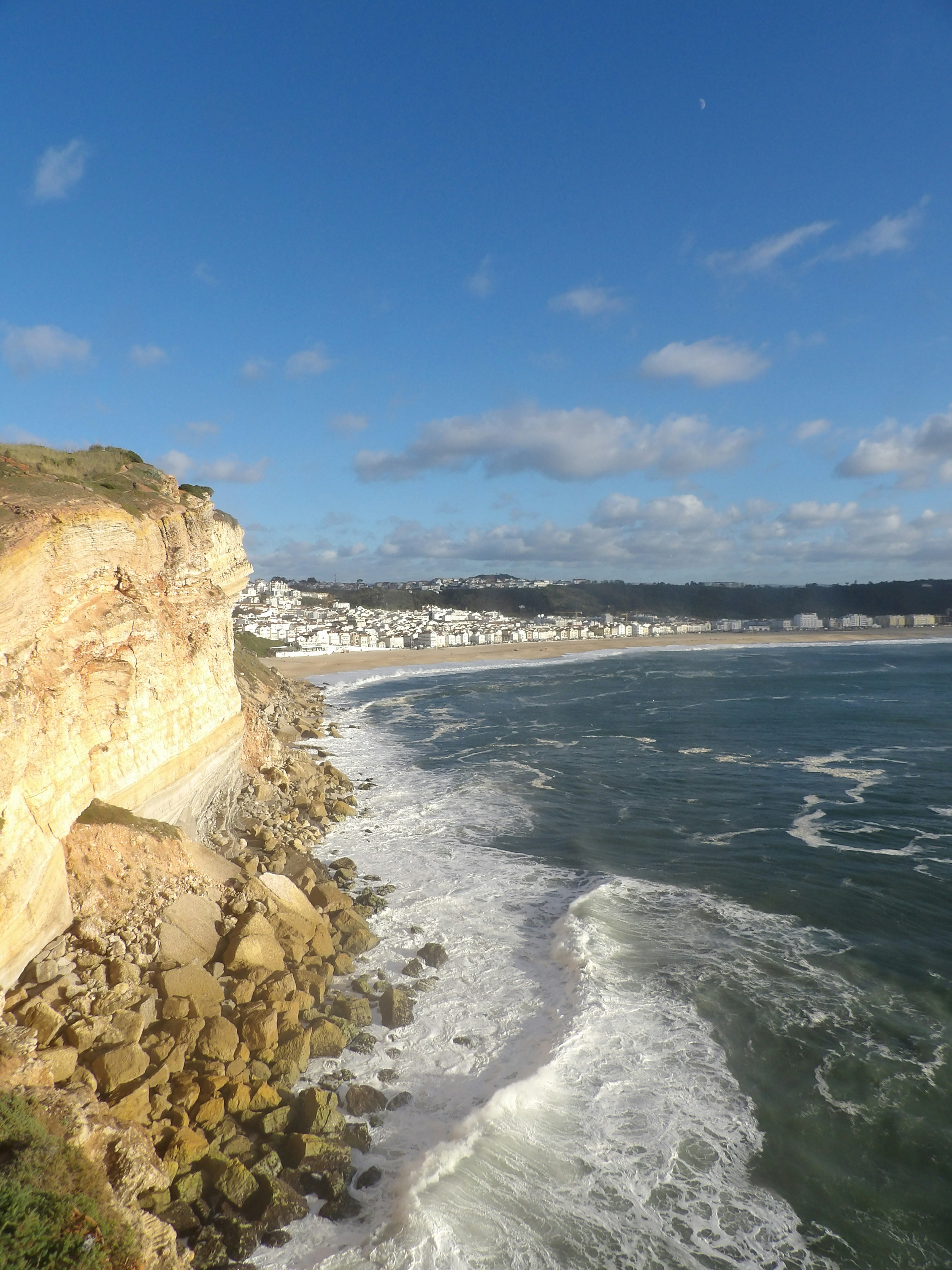 A view of a beach from a cliff photo – Free Nazaré Image on Unsplash