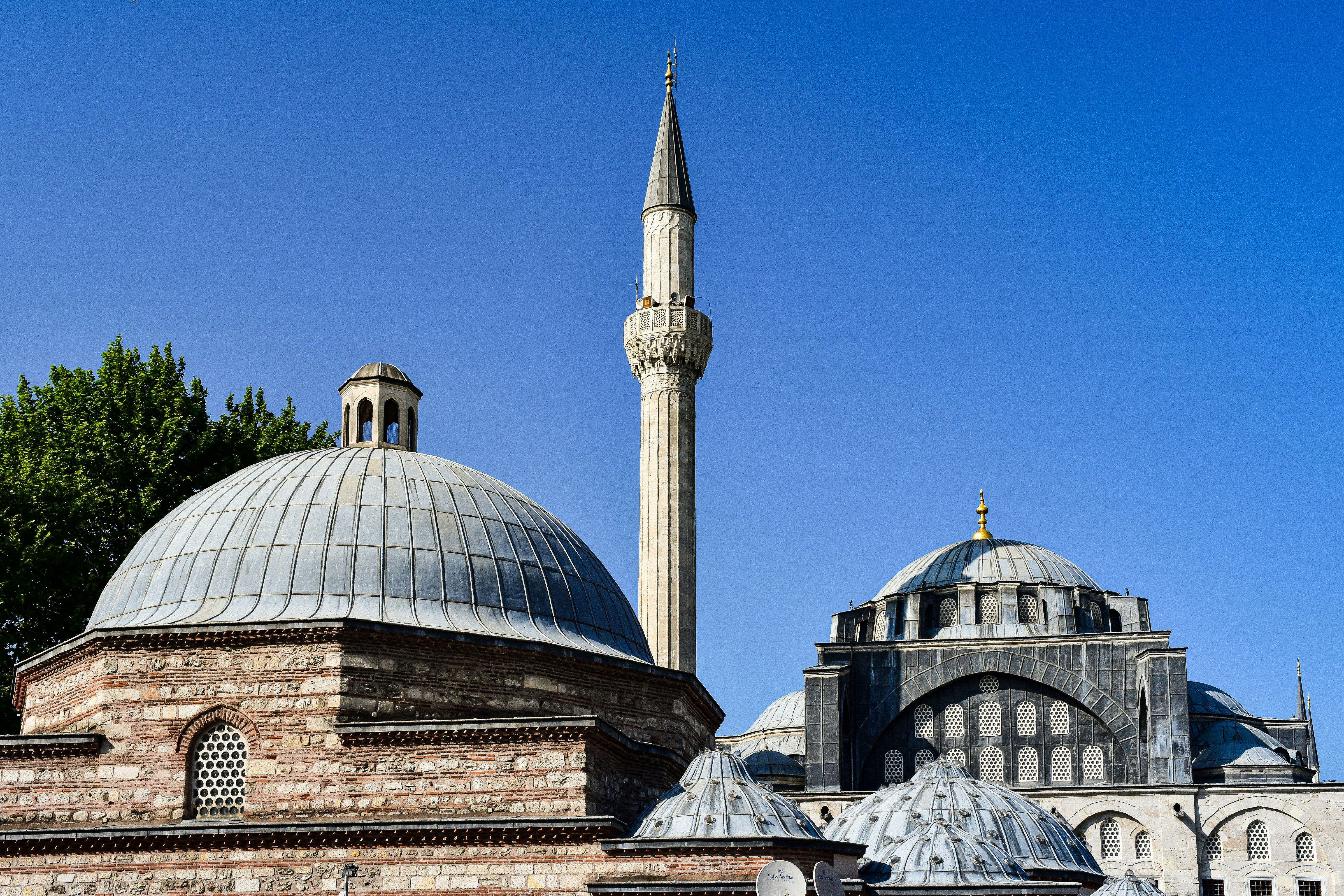 A large building with a tall tower in the middle of it photo – Free ...