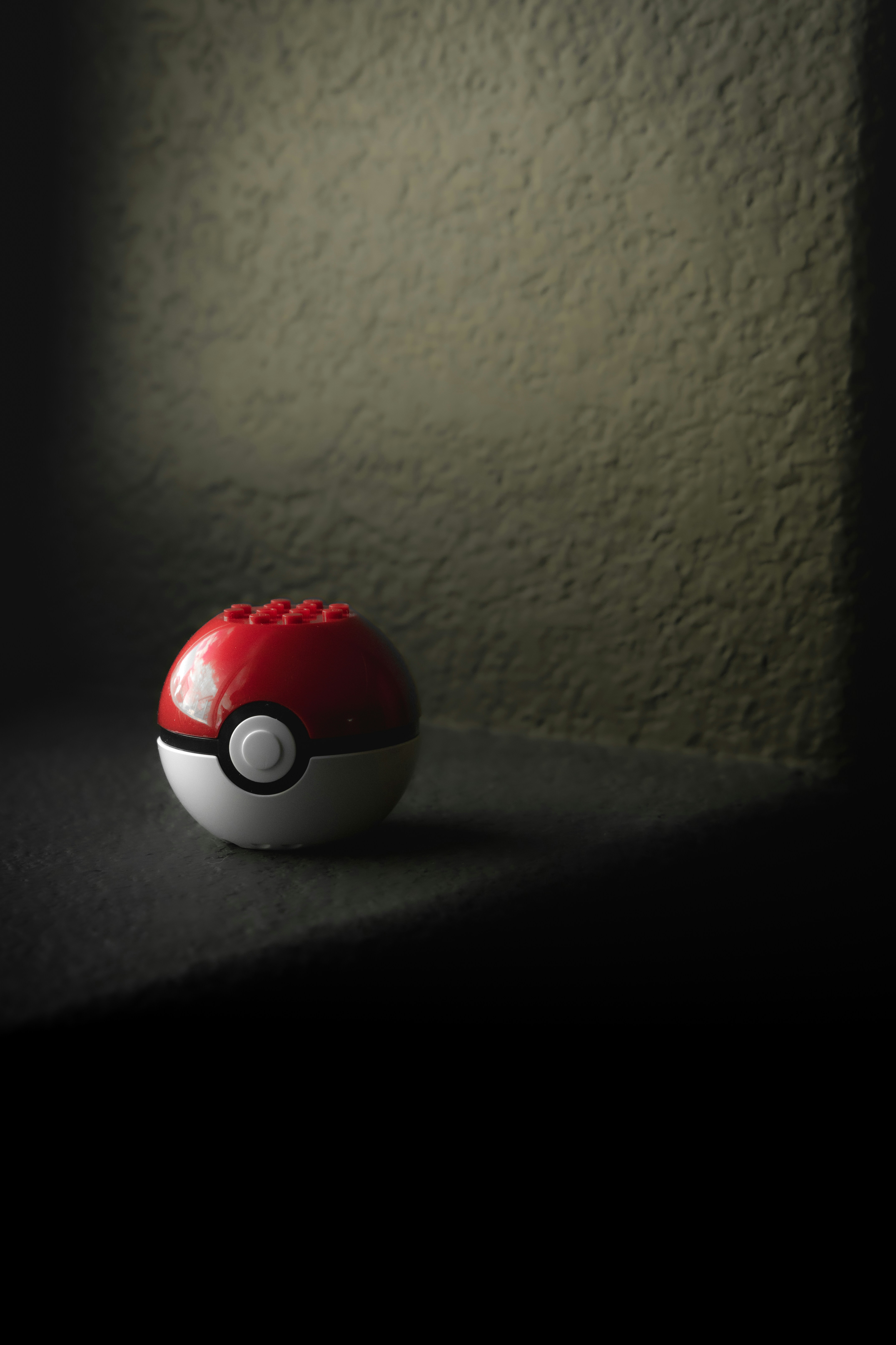 Minimalist Red Capsule: A Poké Ball on a Quiet Surface