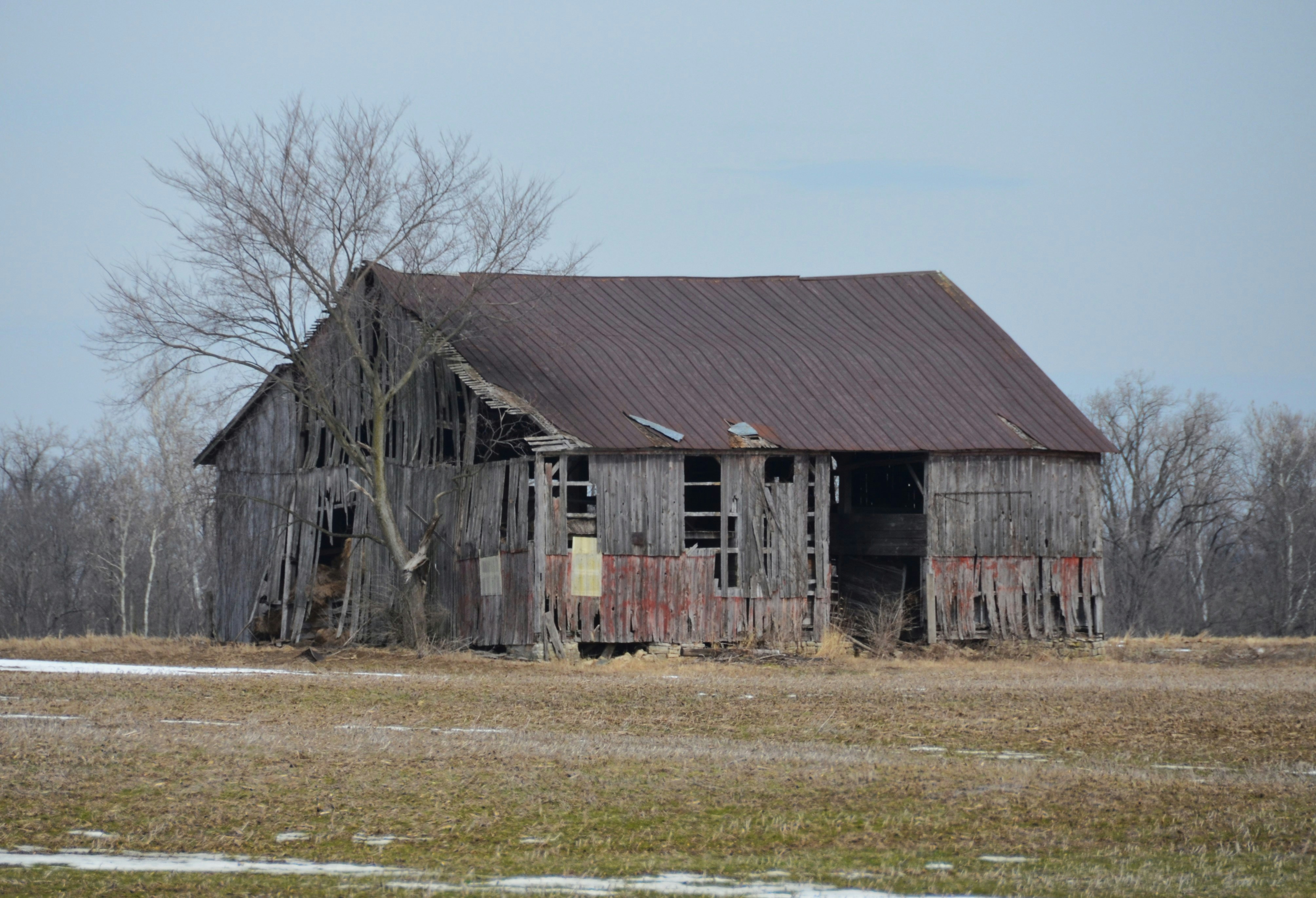 An old run down barn in a field photo – Free Nature Image on Unsplash