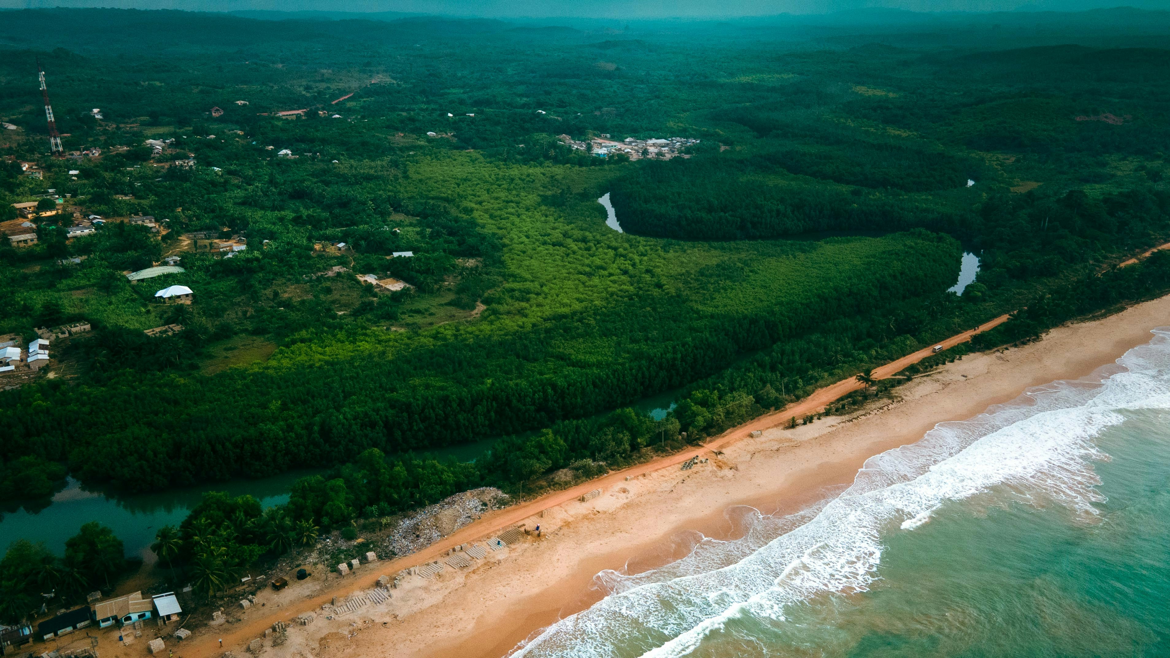 An aerial view of a beach and the ocean photo – Free Akwidaa Image on ...