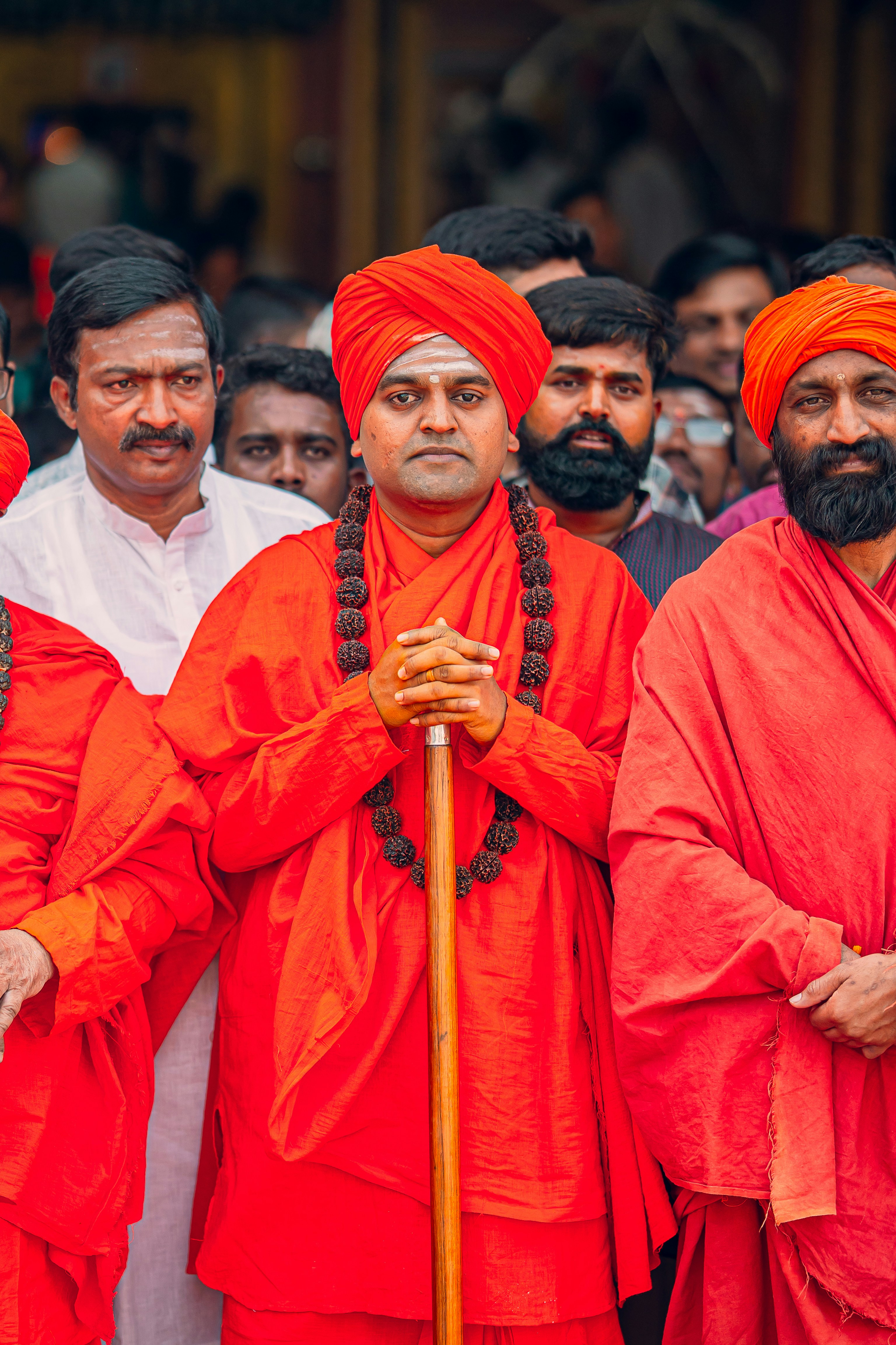 Un grupo de hombres de pie uno al lado del otro foto – Imagen de ...