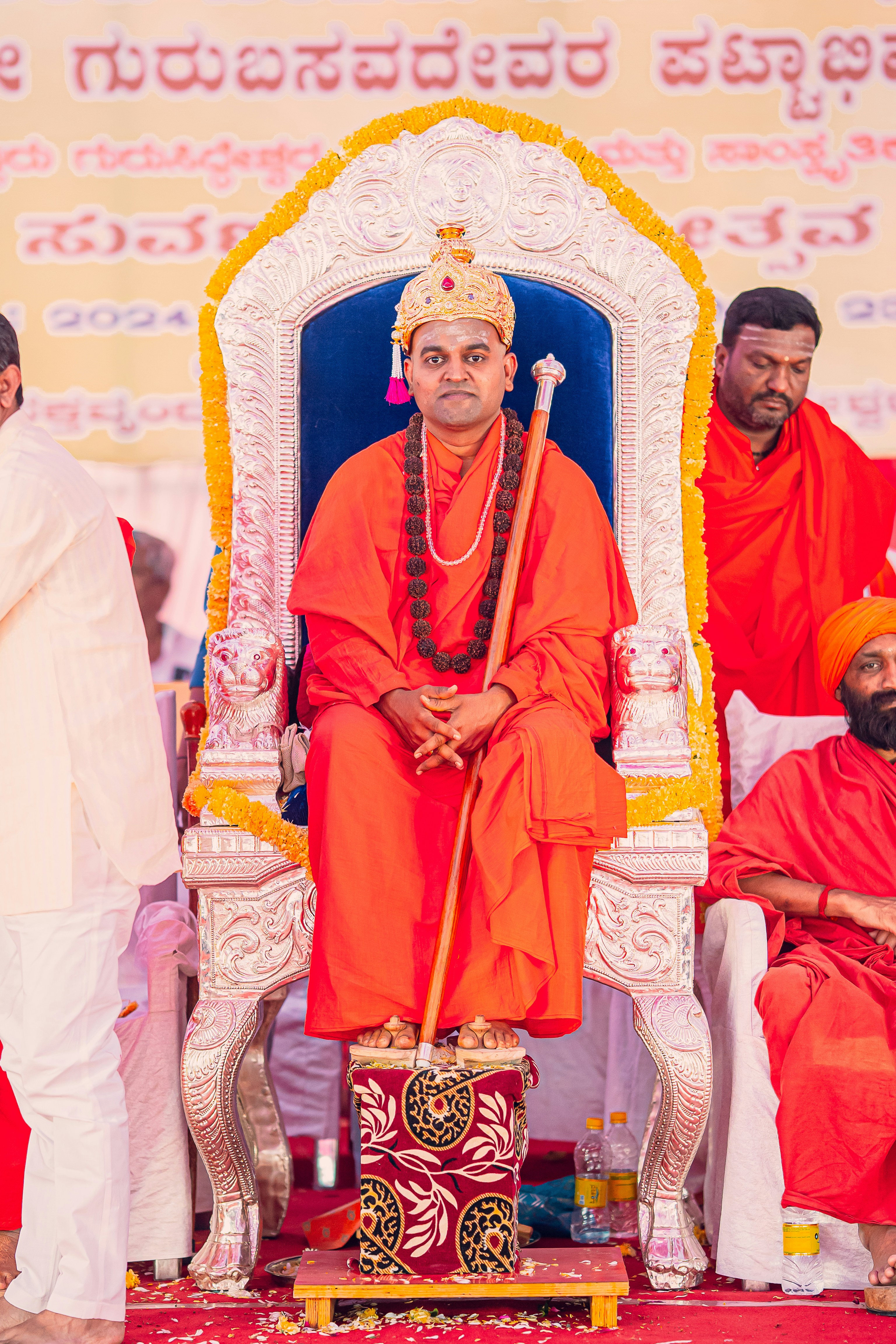 Un grupo de hombres sentados en lo alto de un escenario foto – Imagen ...