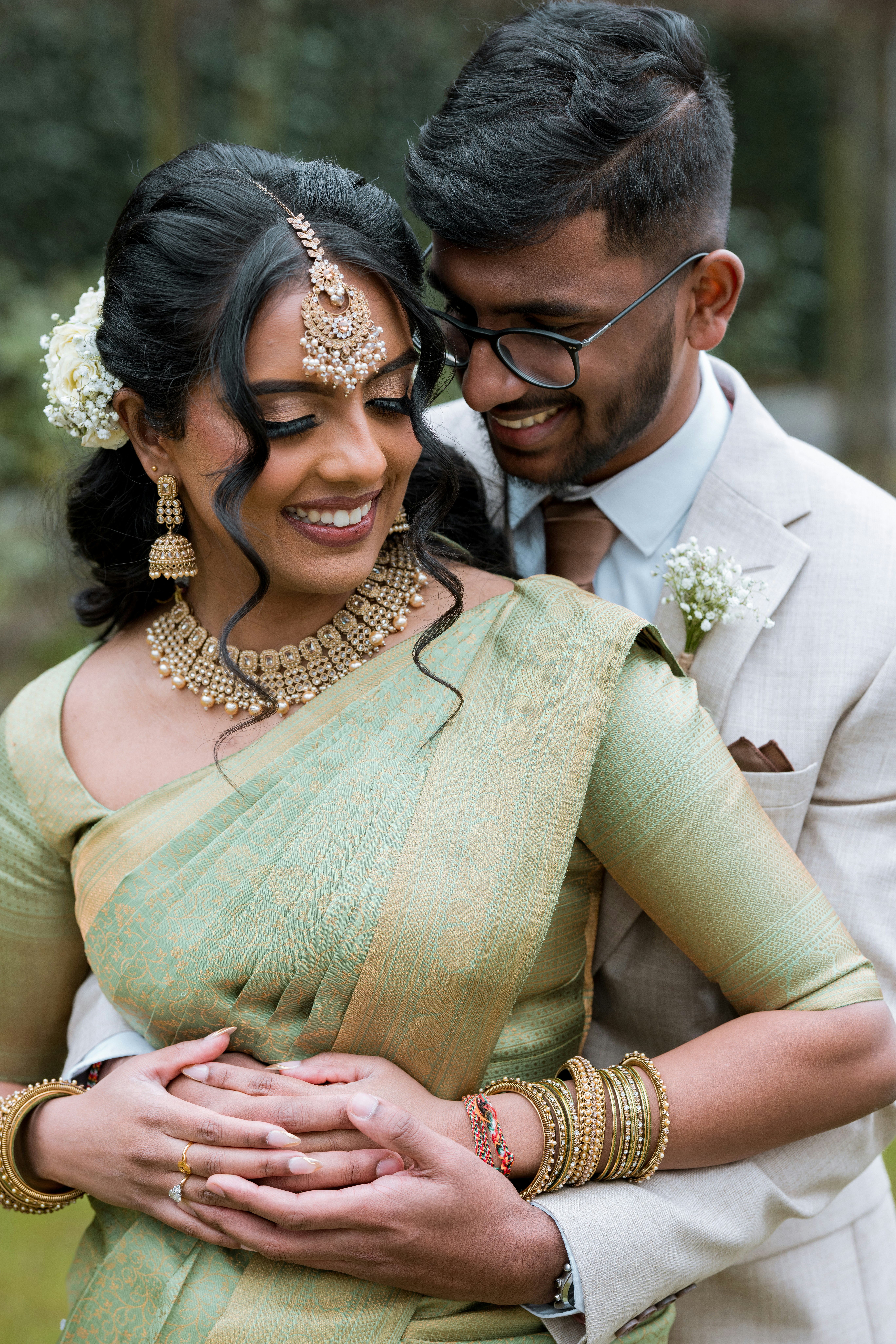 Un homme et une femme debout l’un à côté de l’autre photo – Image ...