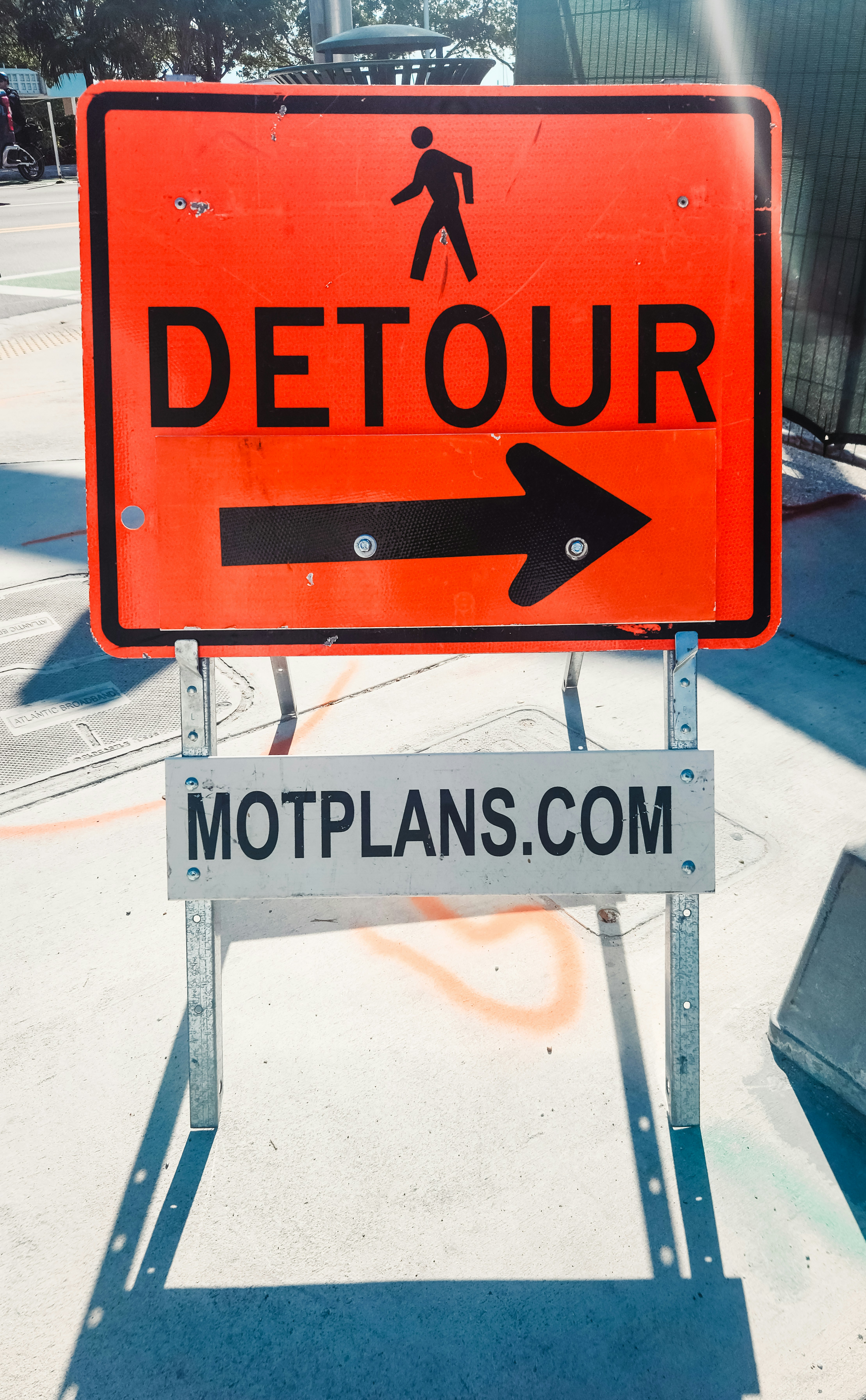 A detour sign with an arrow pointing to the right photo – Free City ...
