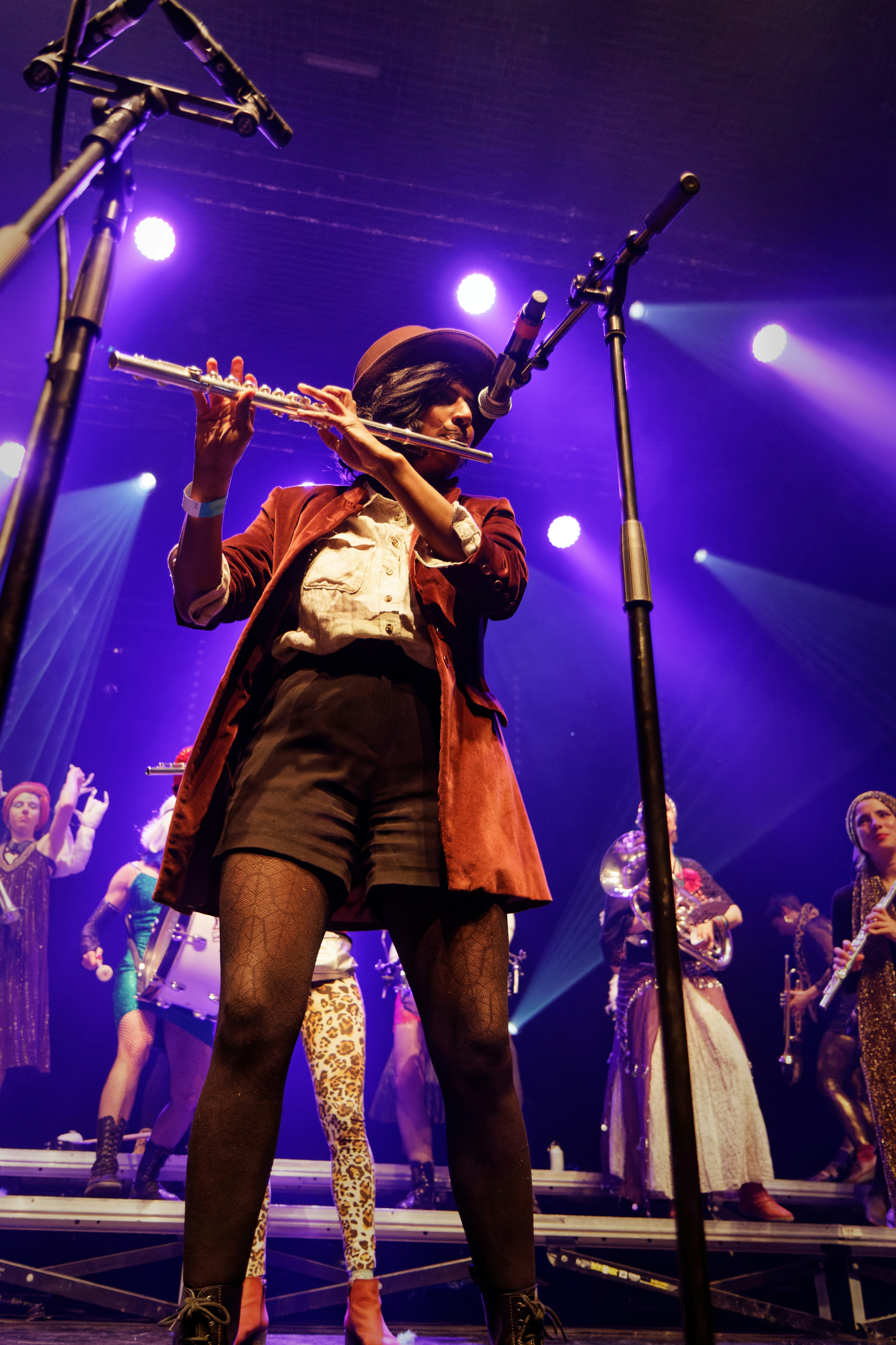 A woman standing on a stage playing a flute photo – Free La belle ...