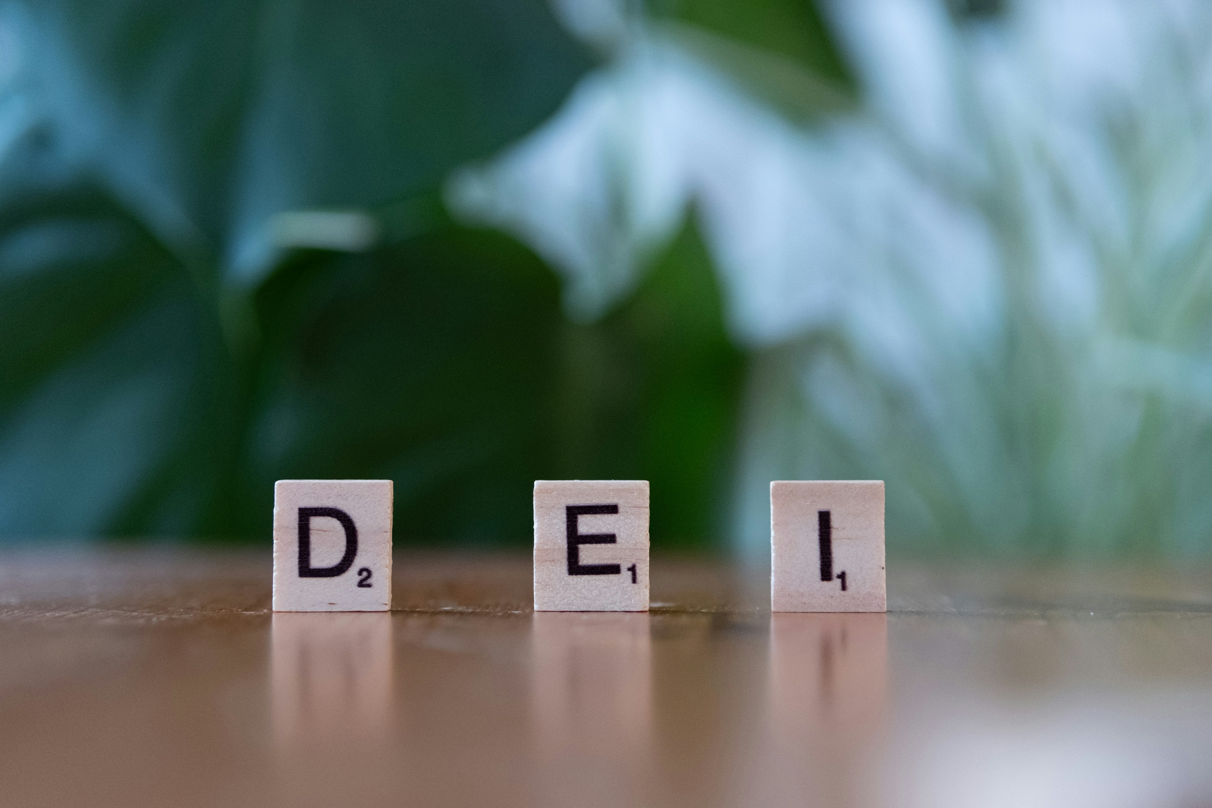The word deli spelled with scrabble blocks on a table photo – Free Text ...