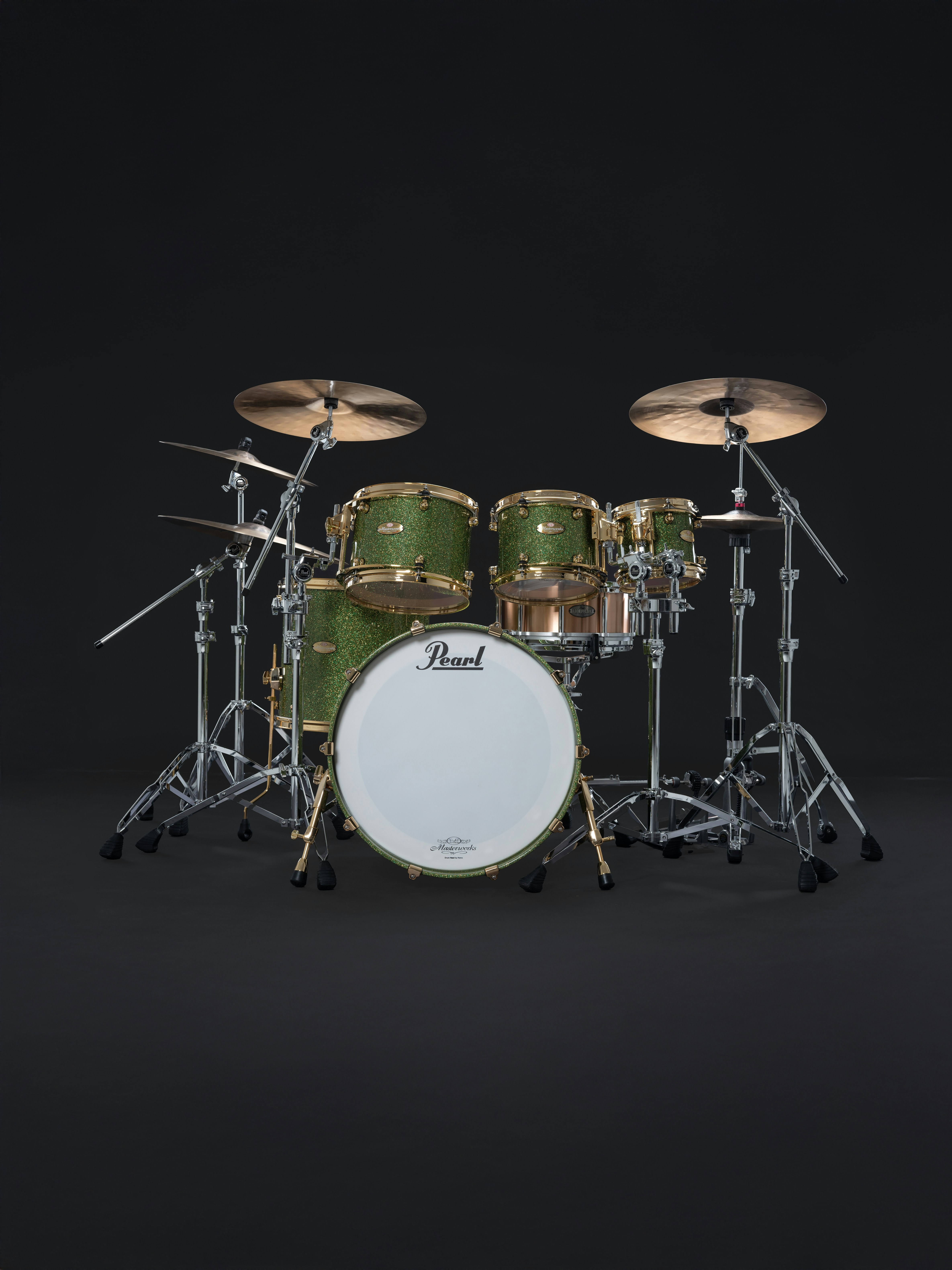A green drum set on a black background photo – Free Drums Image on Unsplash