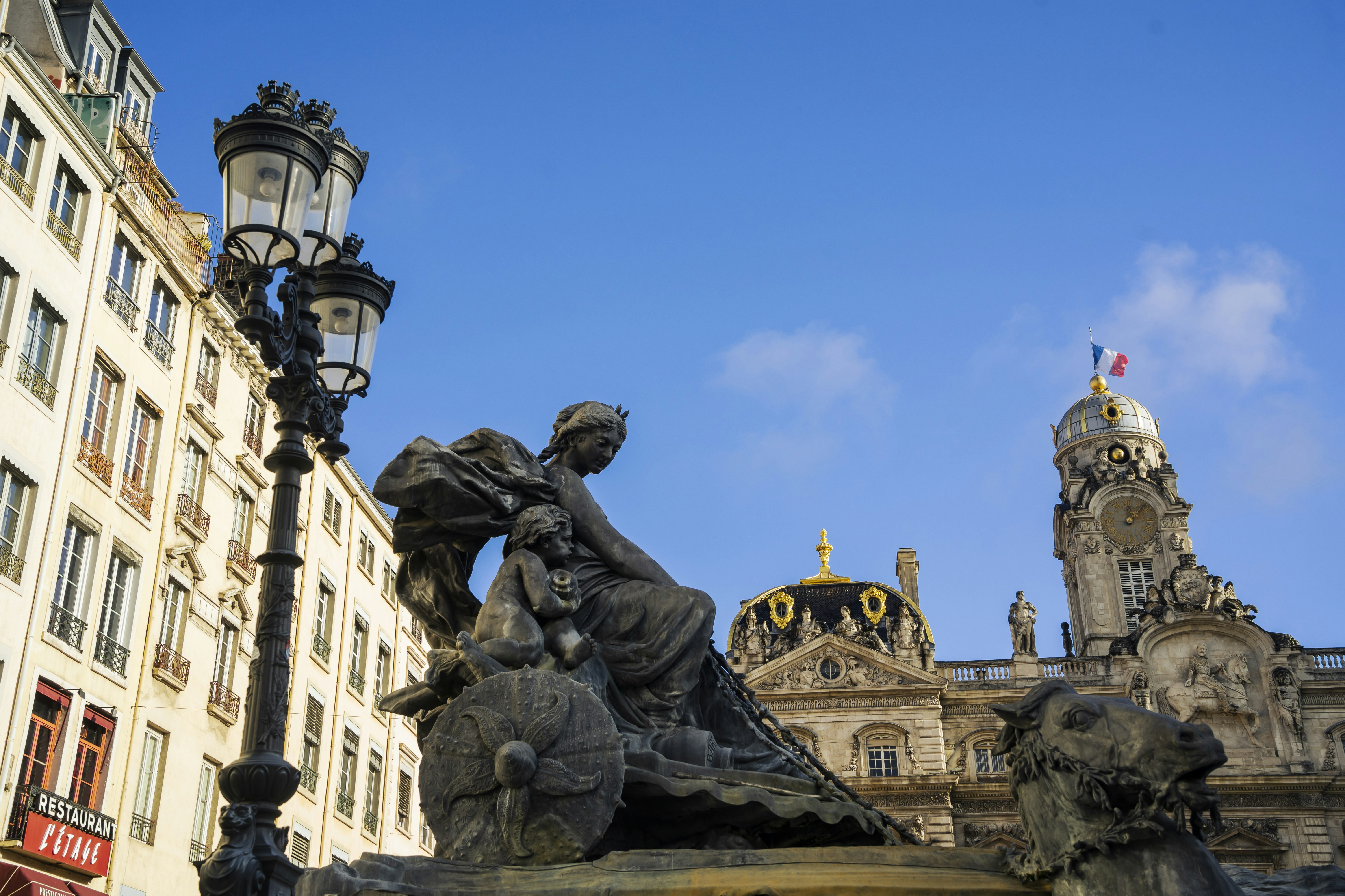 Monumental Carved Moment: The Reclining Figure Against City Grandeur
