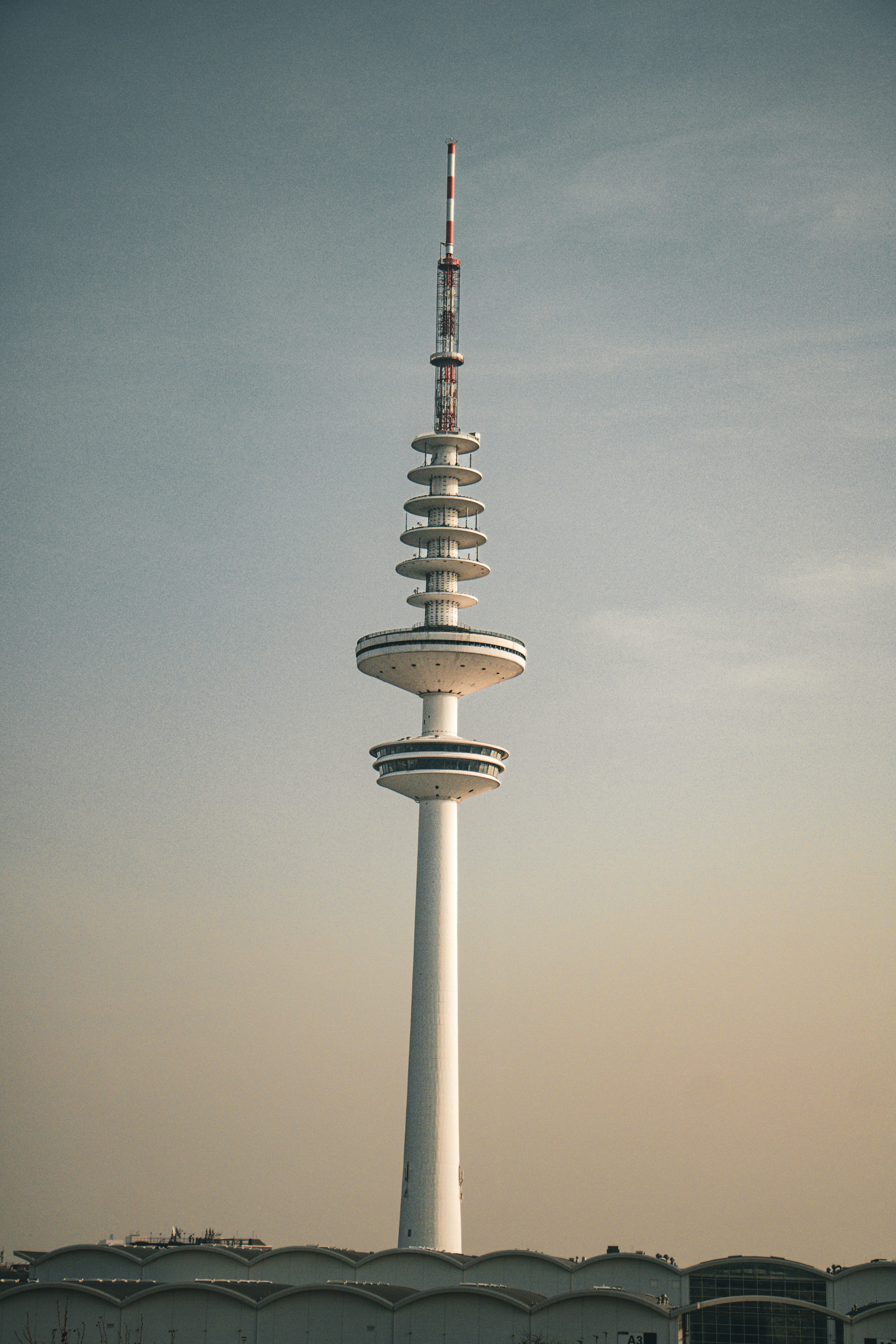 A tall white tower with a sky background photo – Free Tower Image on ...