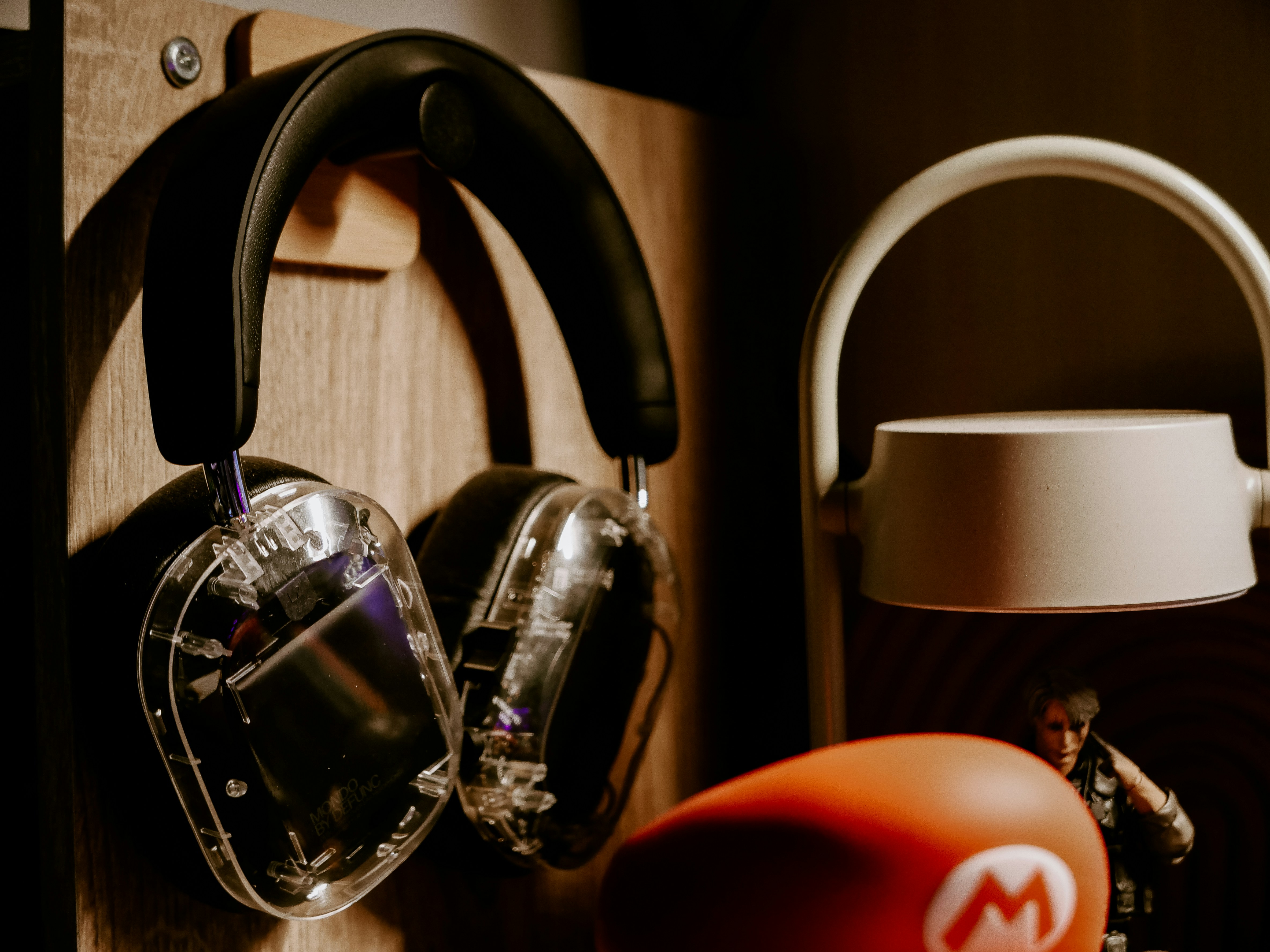 Clear-Panel Echoes: A Quiet Portrait of Headphones by Warm Wood