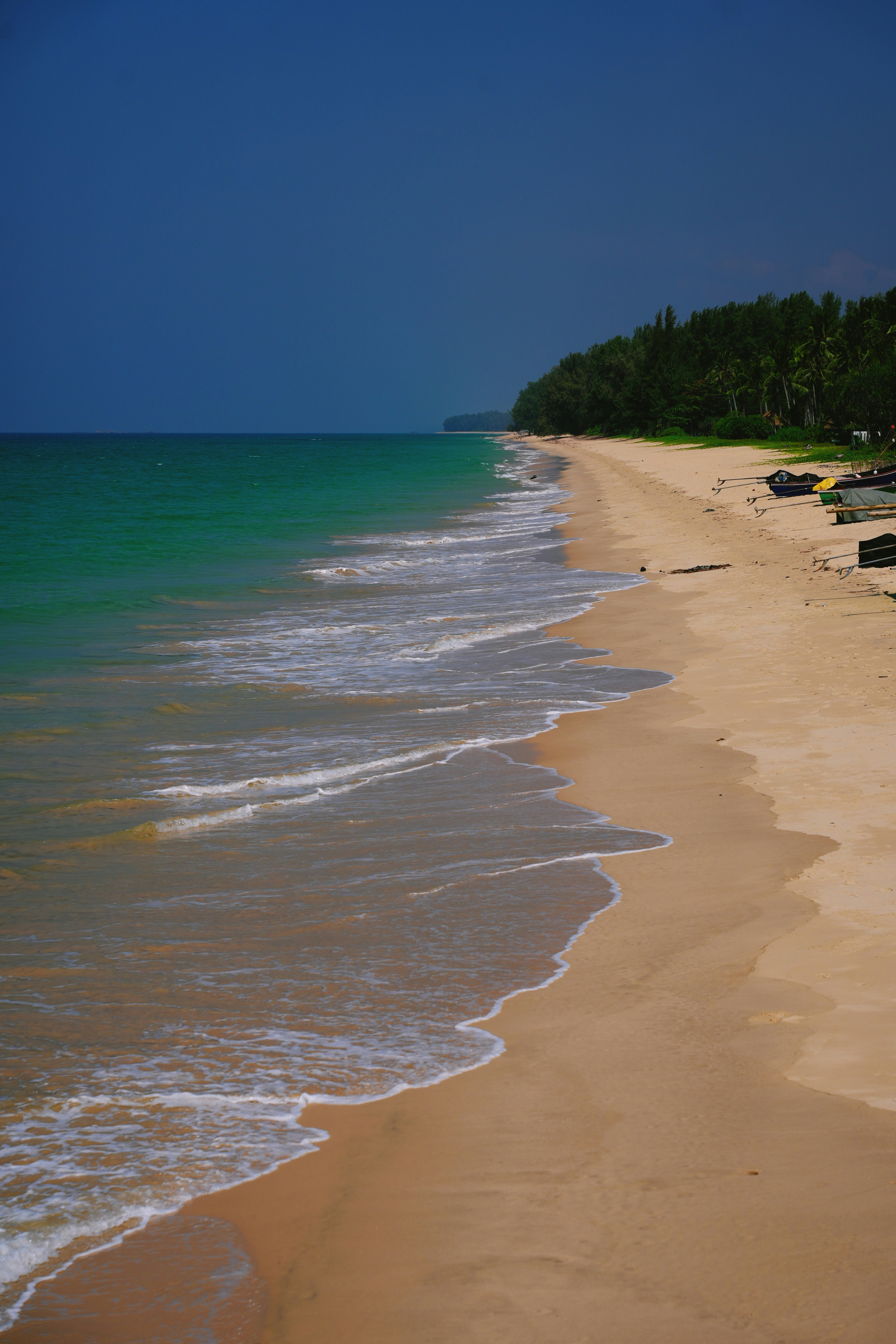 Coastal Ridge: Linen Sand and Emerald Sea