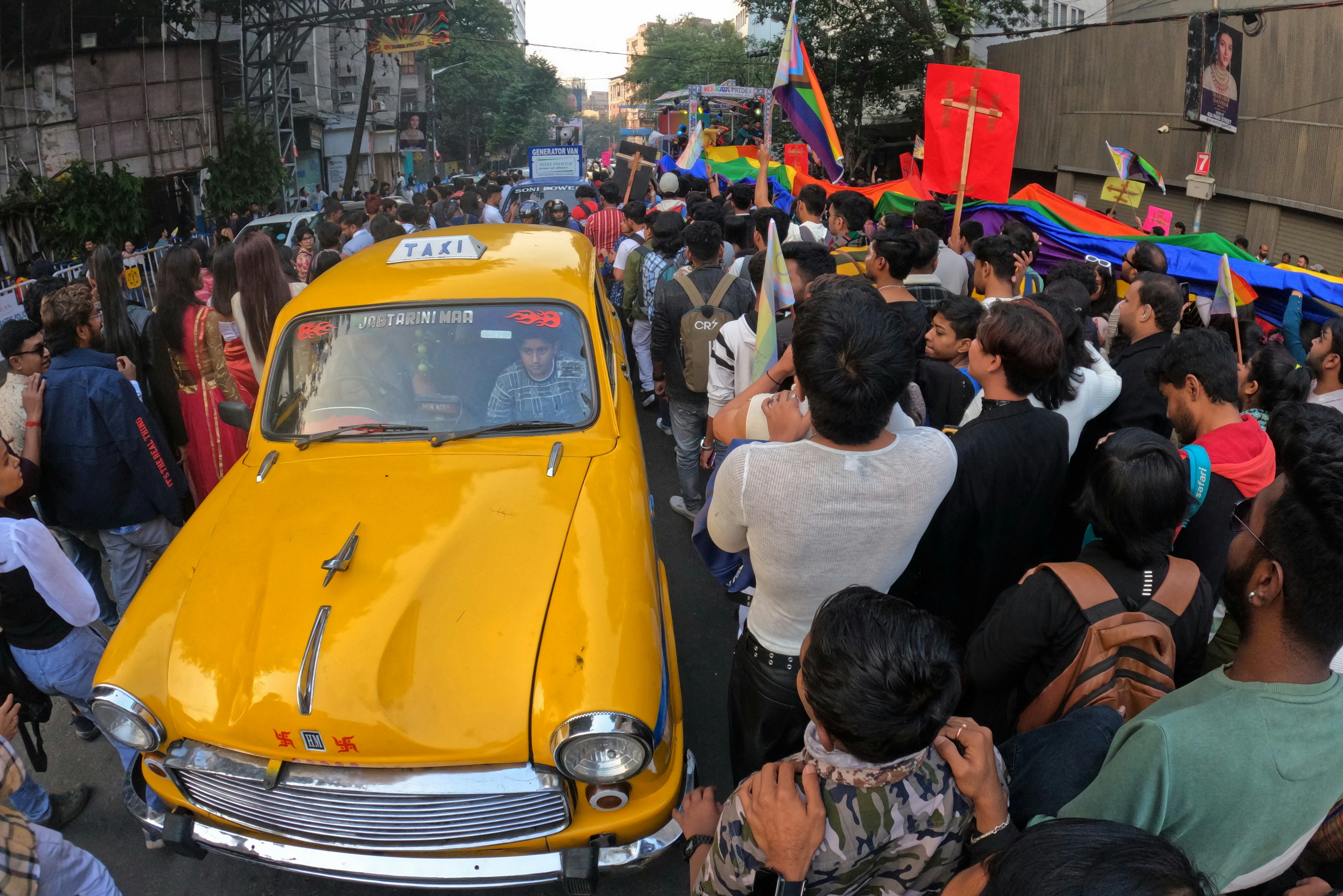 A crowd of people standing around a yellow taxi photo – Free Group of ...