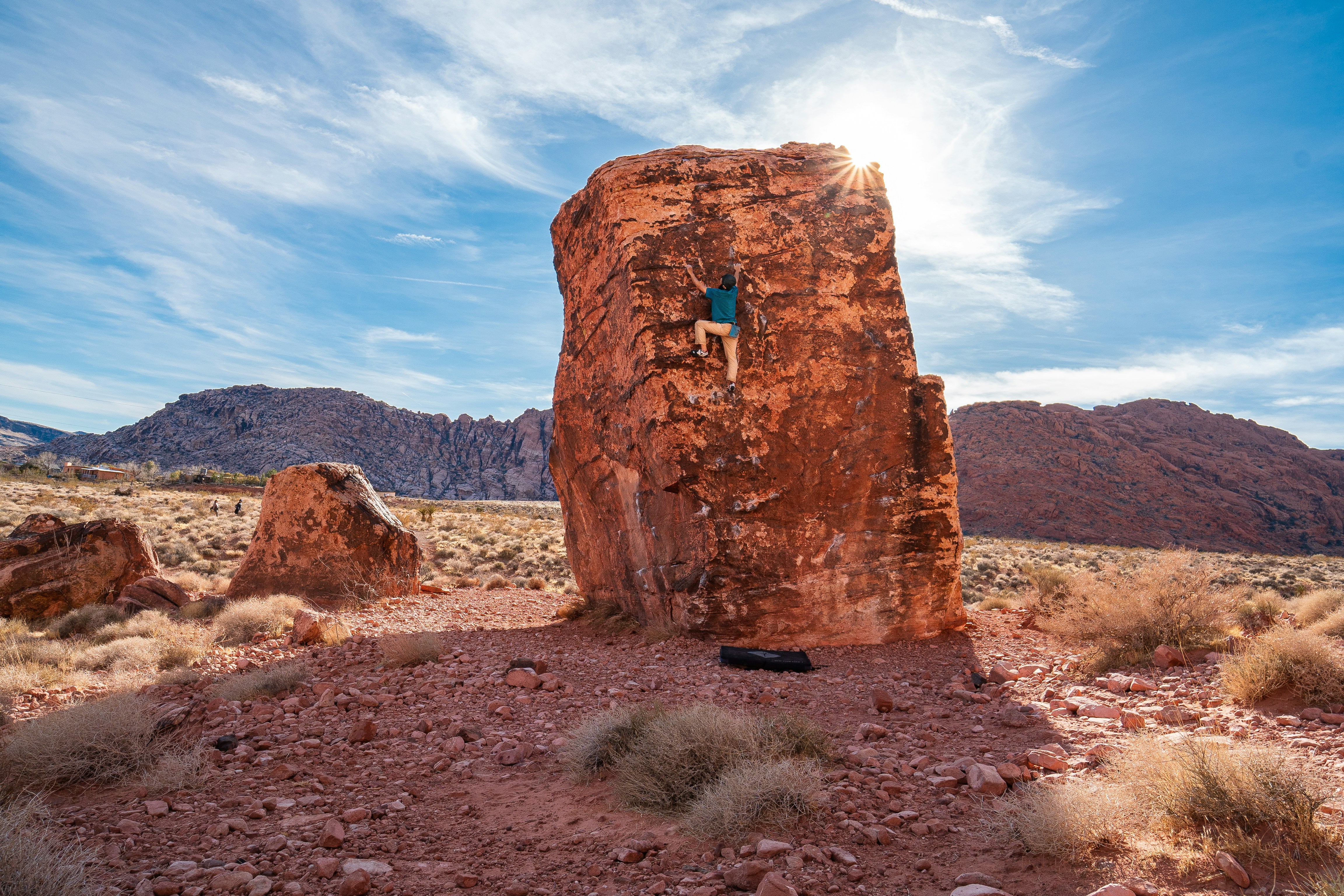 Un gros rocher posé au milieu d’un désert photo – Image gratuite de ...