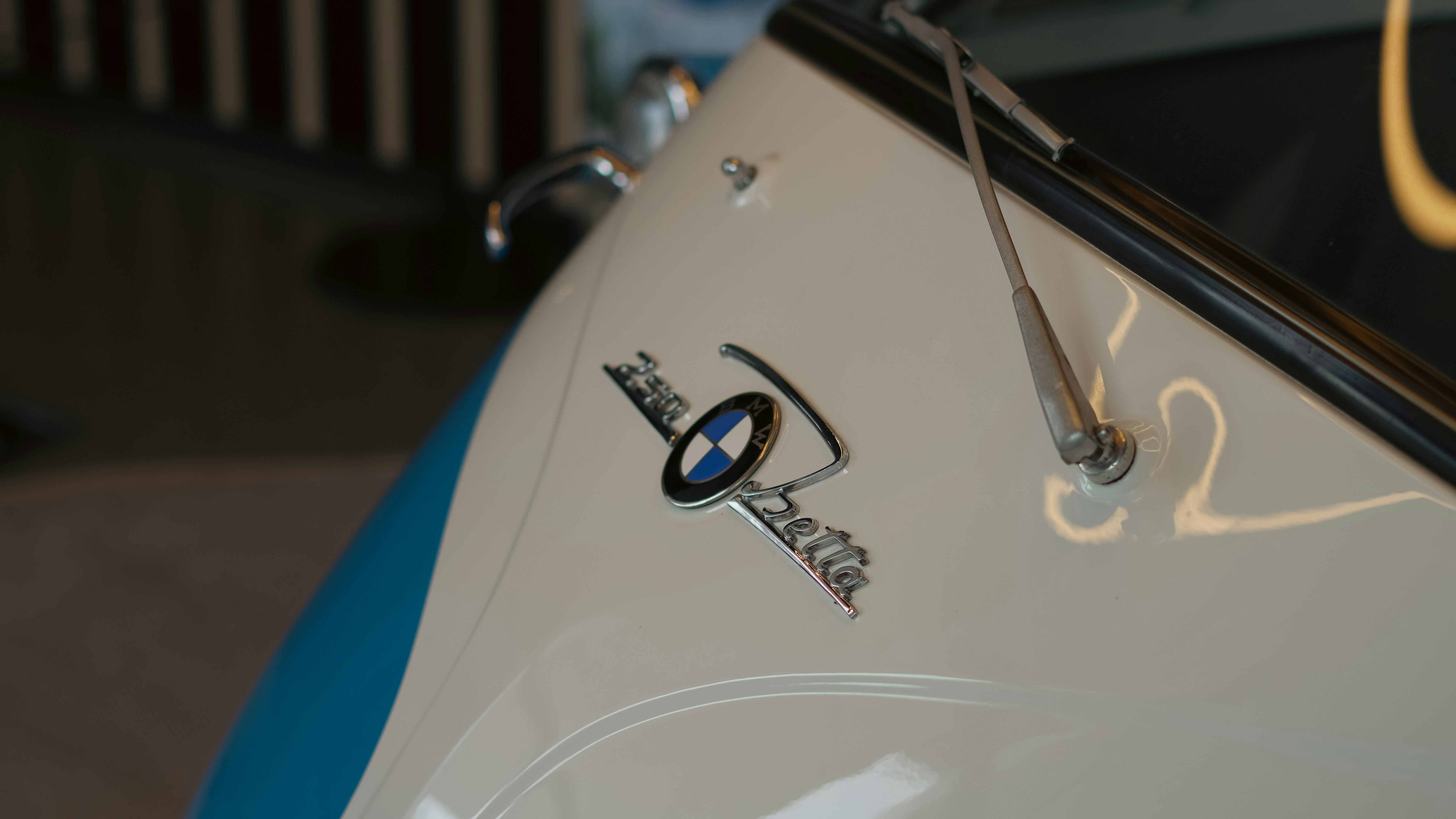 Retro Elegance: Front Emblem of a Classic BMW Isetta