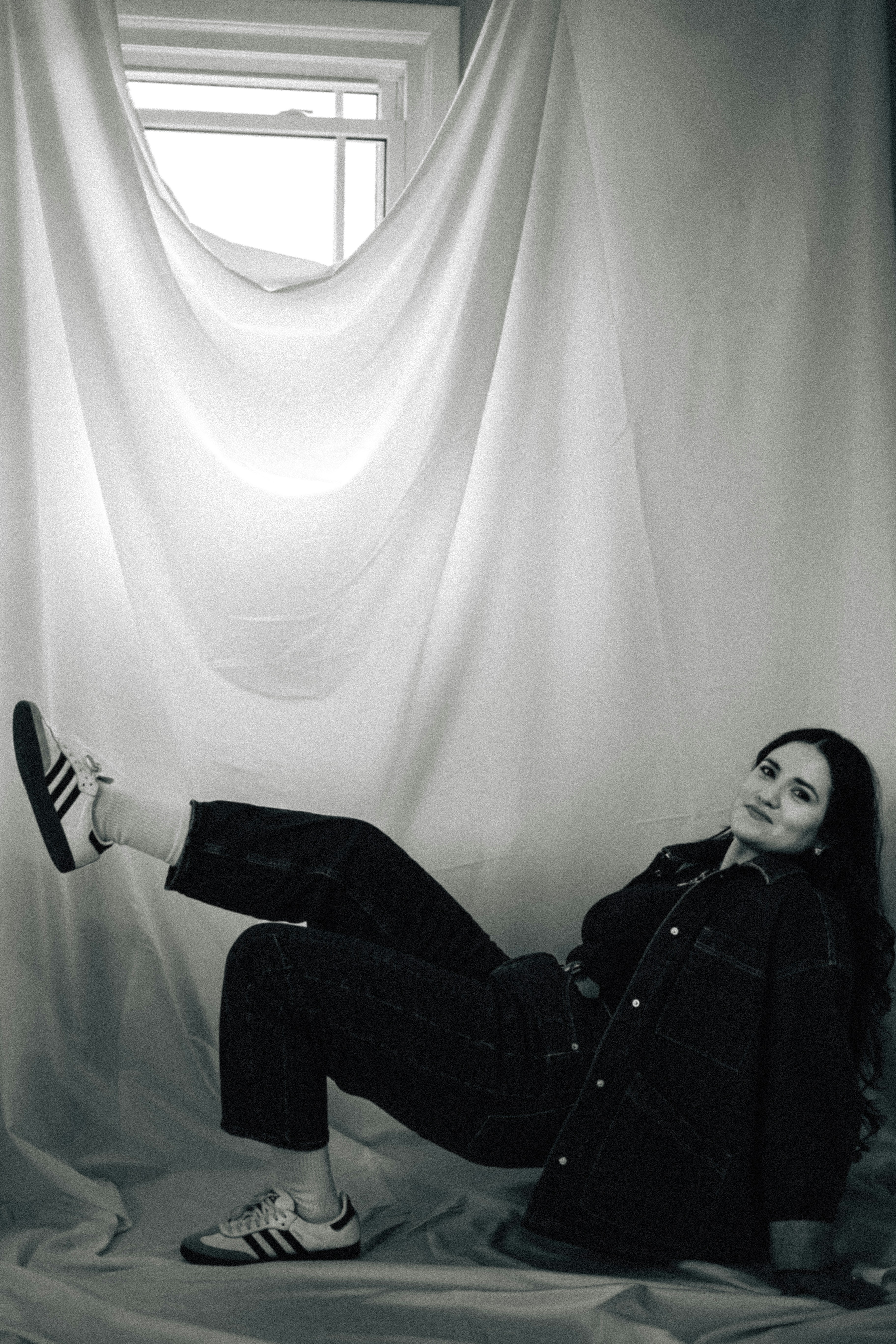 Woman poses in front of a draped cloth. photo – Free Shoe Image on Unsplash