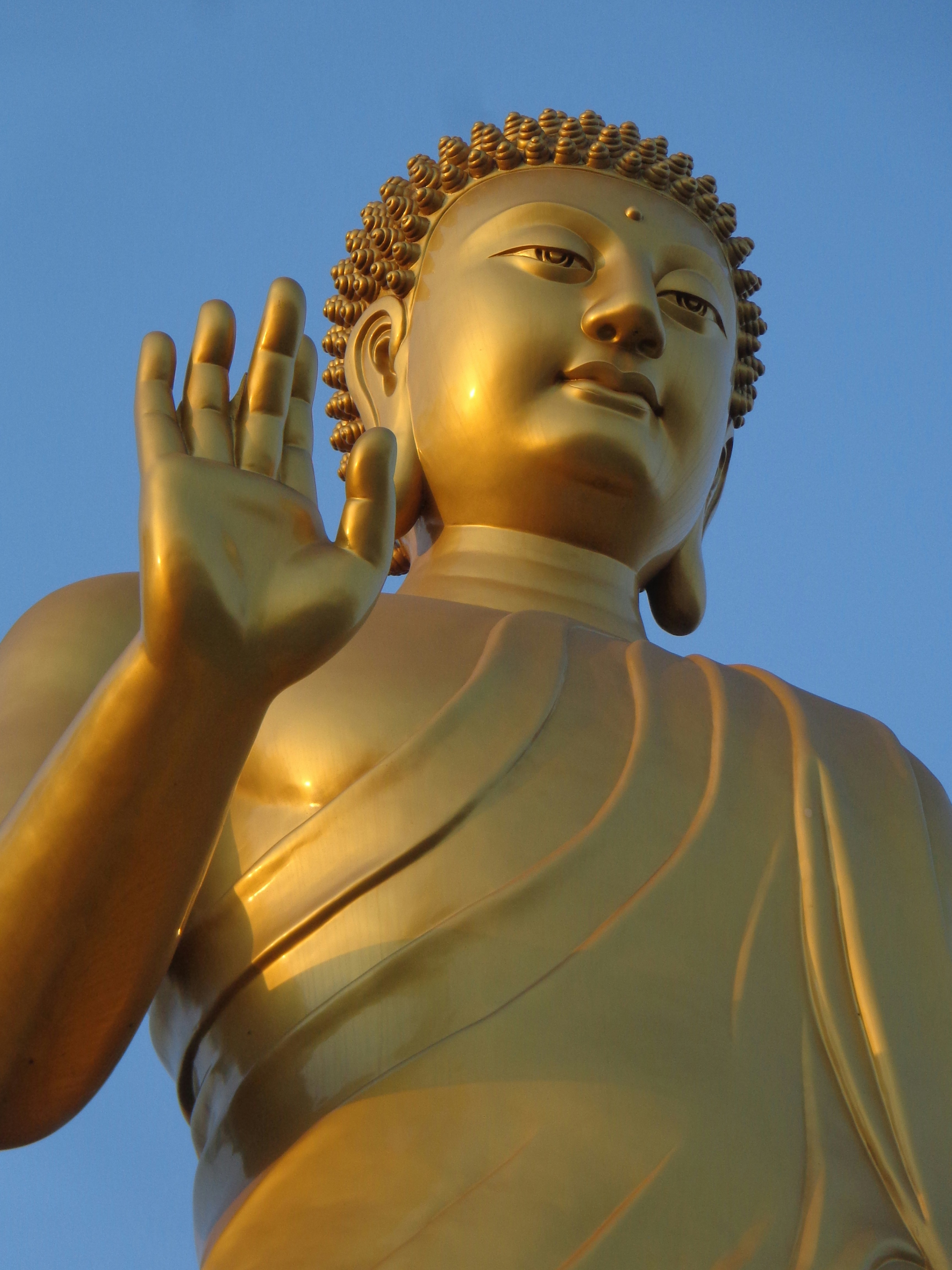 Golden buddha statue raising its hand. photo – Free Art Image on Unsplash