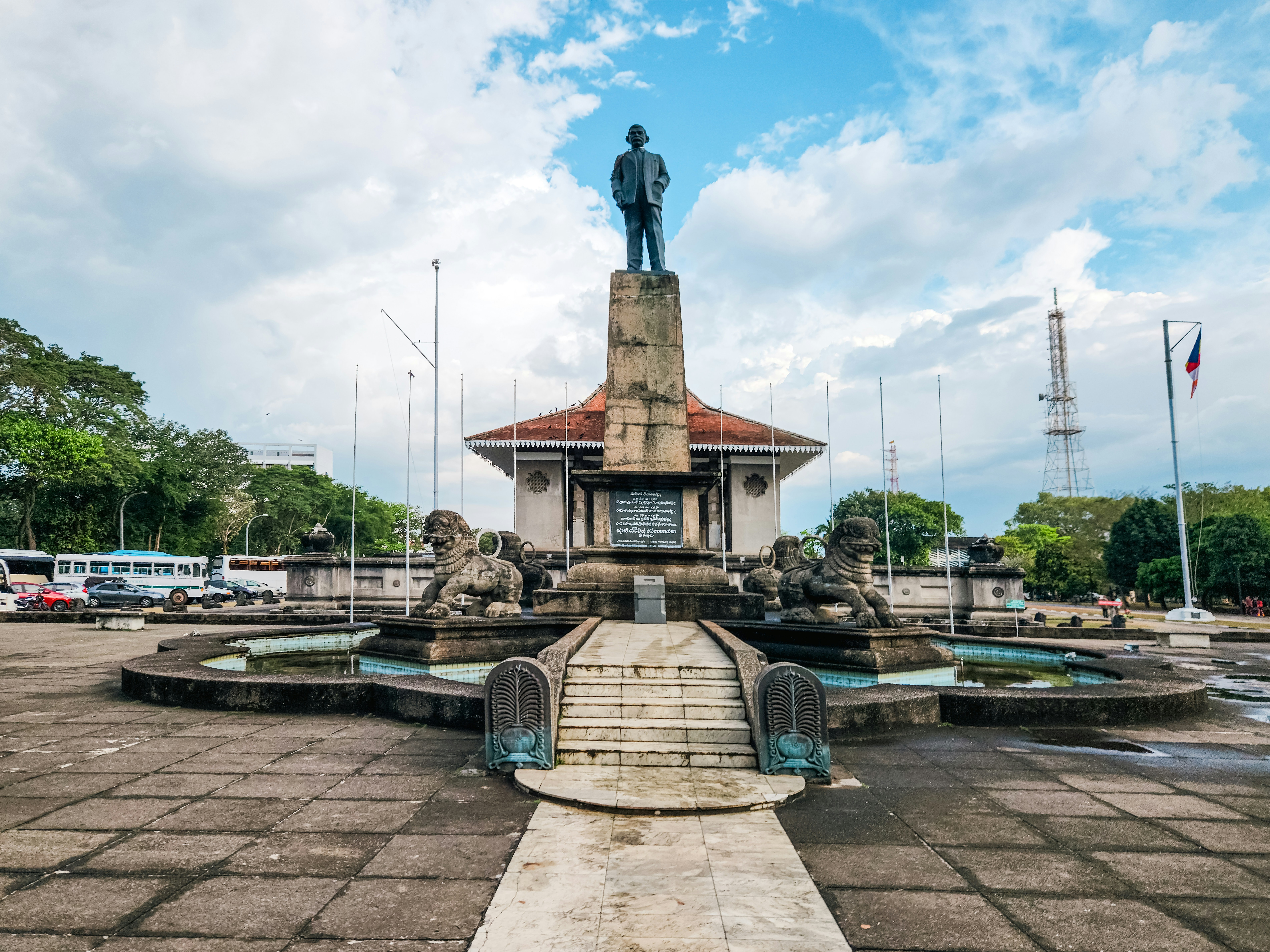 Bronze statue of D.S. Senanayake in front of the Independence Memorial Hall, with stone lions symbolizing strength.