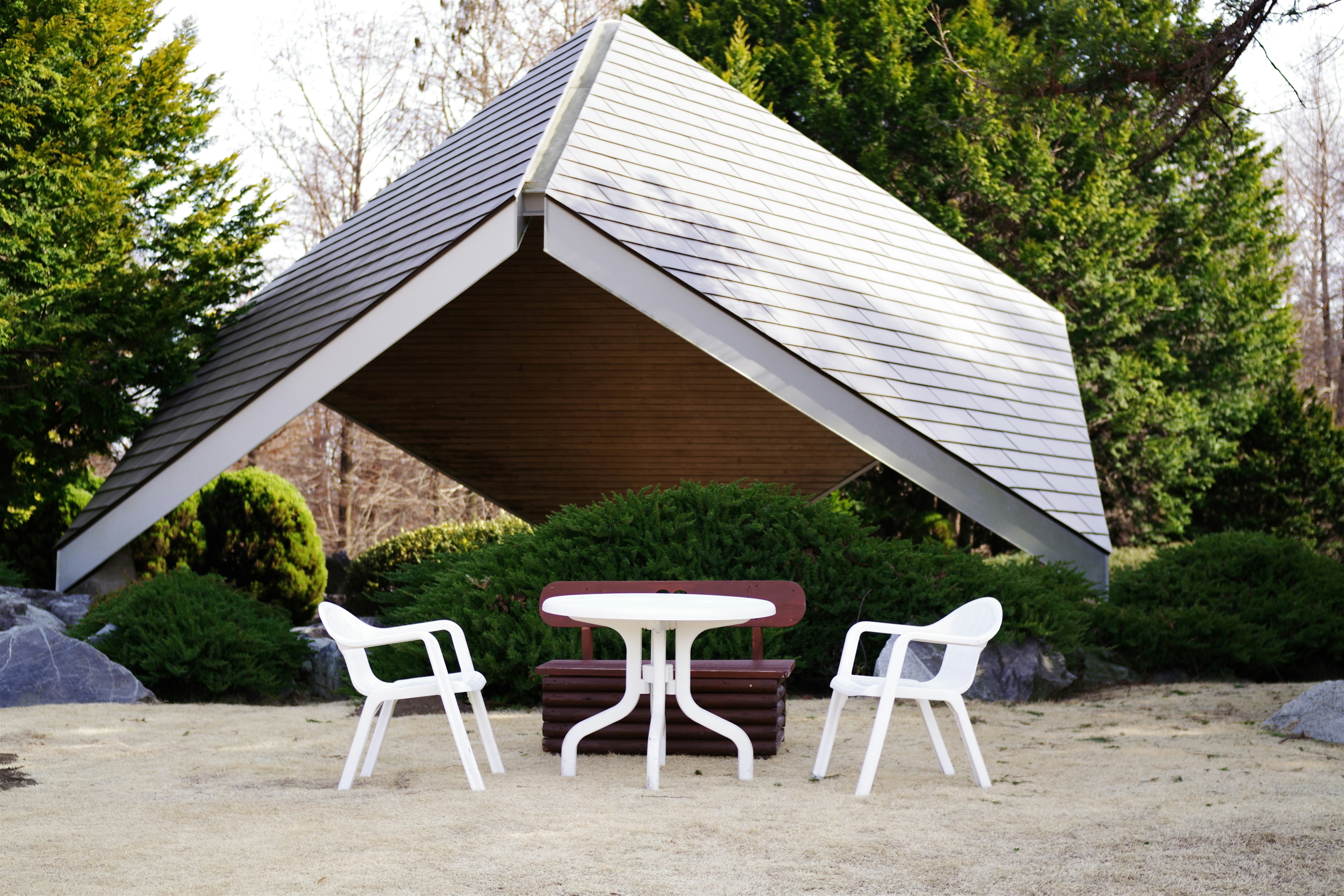 A modern outdoor space with shelter and seating. photo – Free House ...