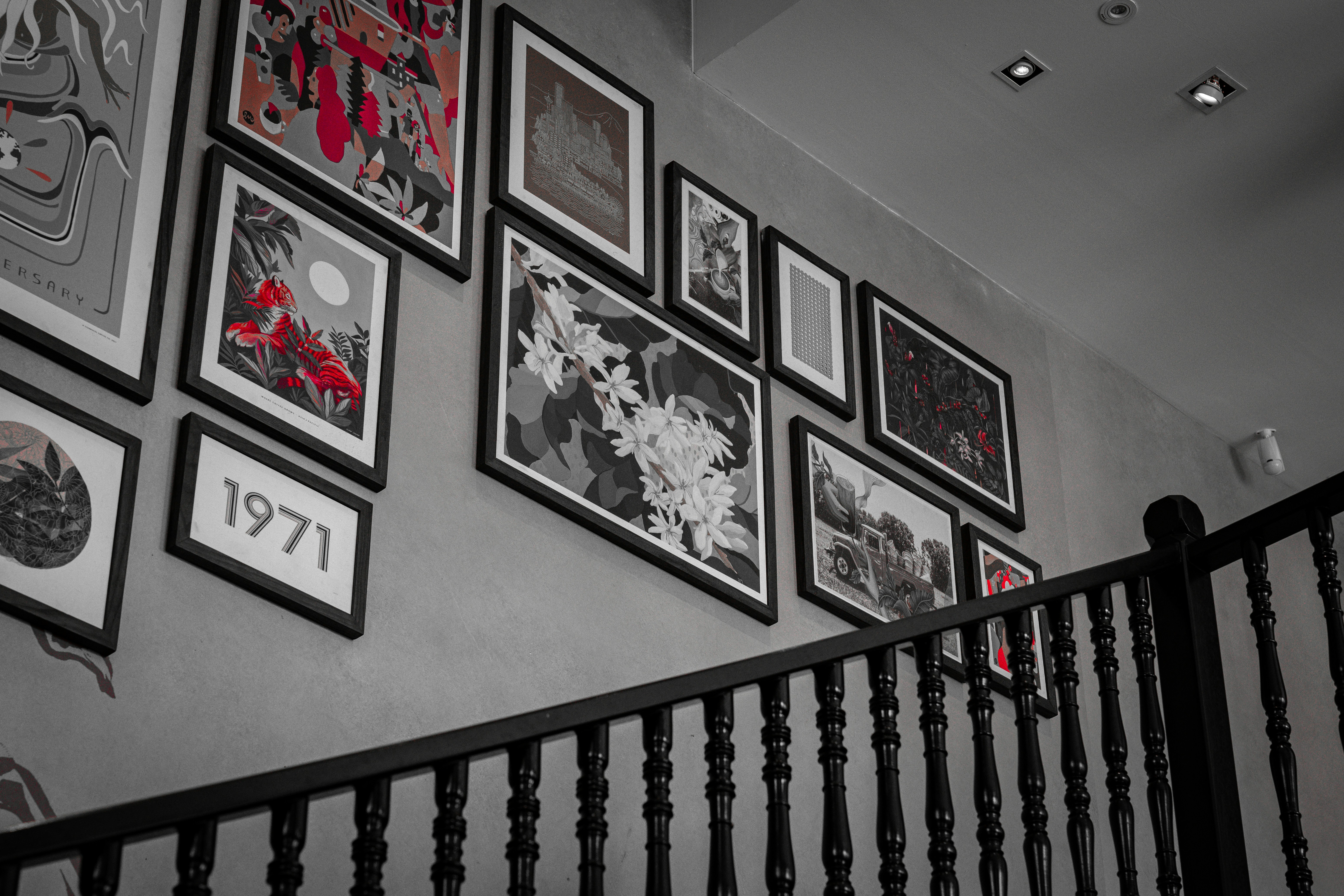 Pictures are displayed in a gallery on a wall. photo – Free Art Image ...