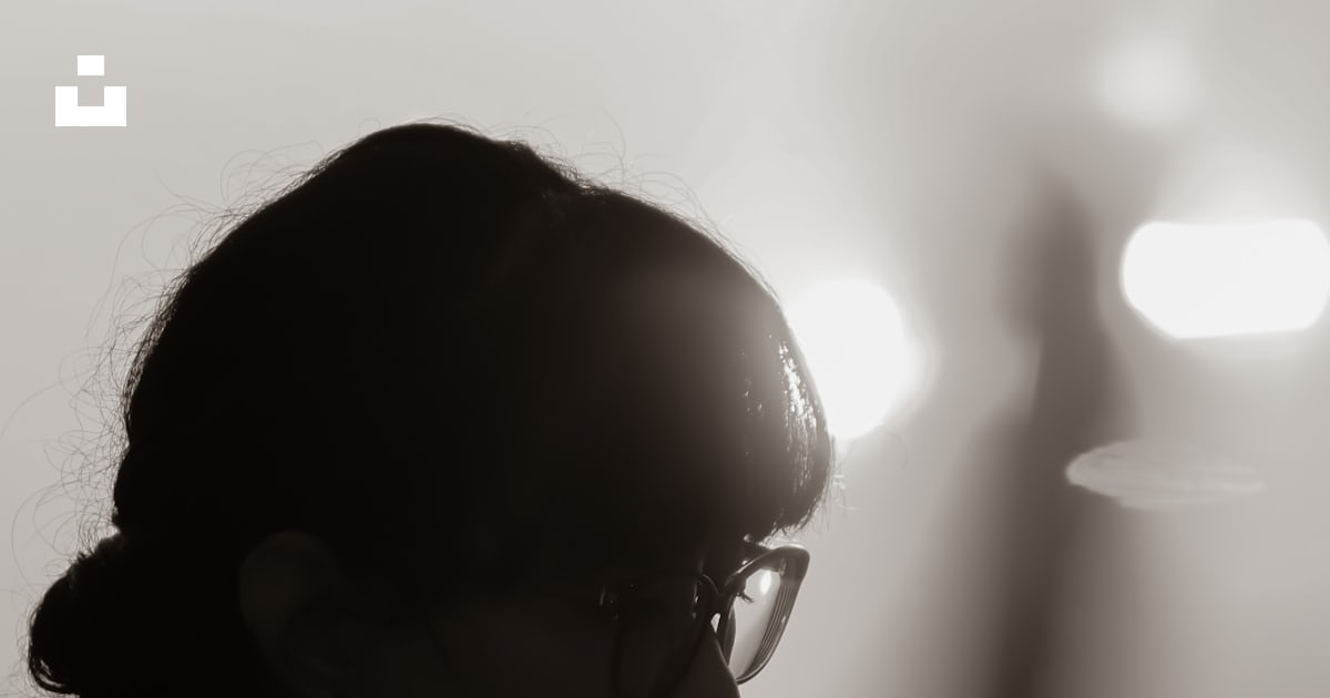실루엣이 드러난 여자가 사려 깊은 표정으로 먼 곳을 바라본다 사진 Unsplash의 무료 초상 이미지